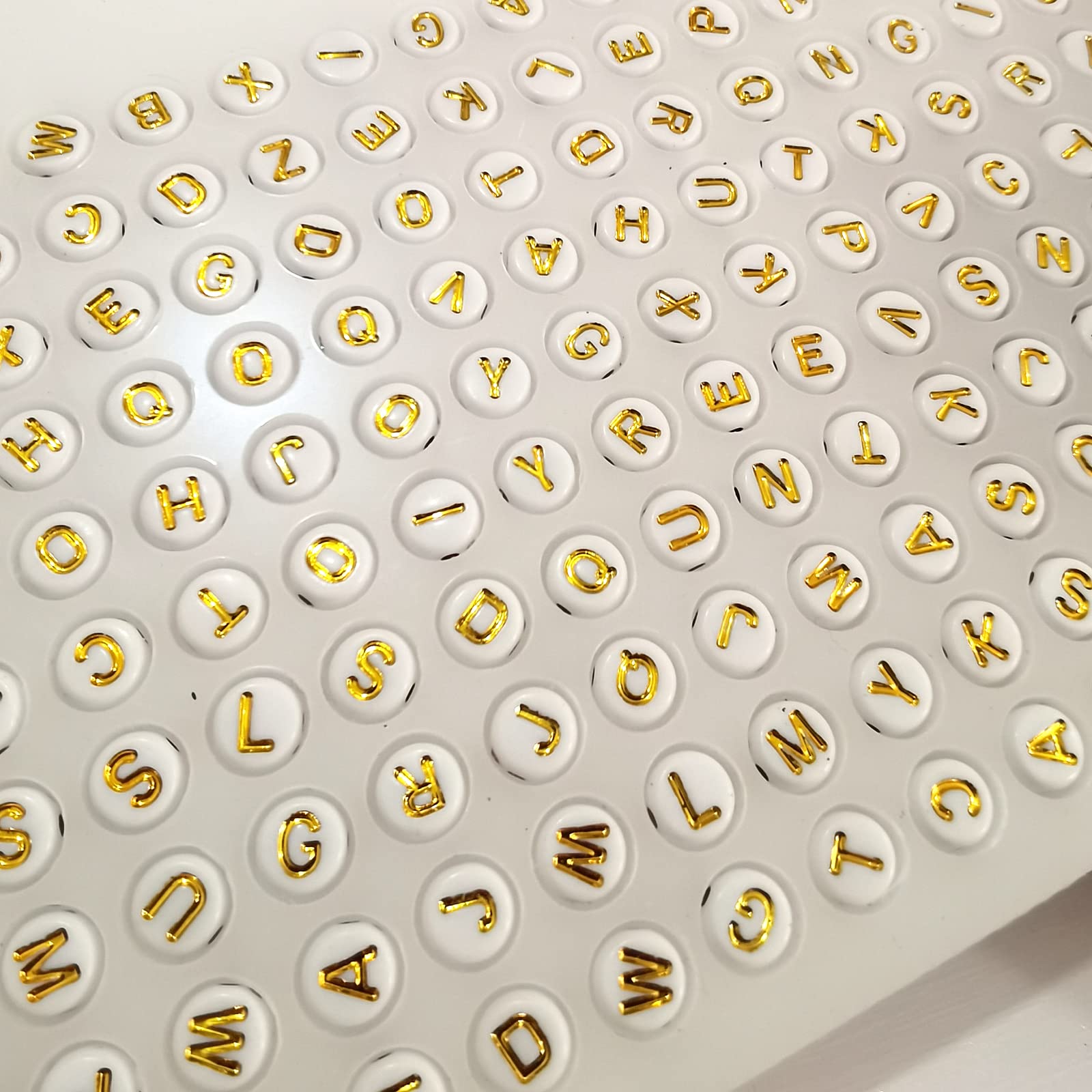 Amaney 1000 Pieces 7×4mm White Round Acrylic with Gold Alphabet Letter Beads for Jewelry Making Bracelets Necklaces Key Chains