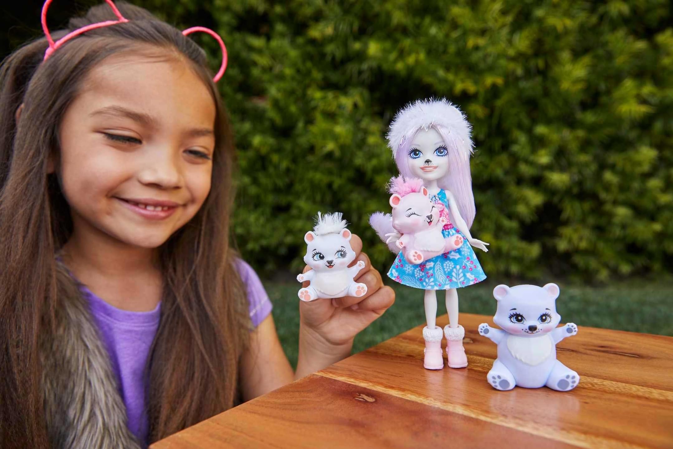 Enchantimals Family Set with Pristina Polar Bear Small Doll & 3 Animal Sibling Figures, Snowy Valley Toy Collection