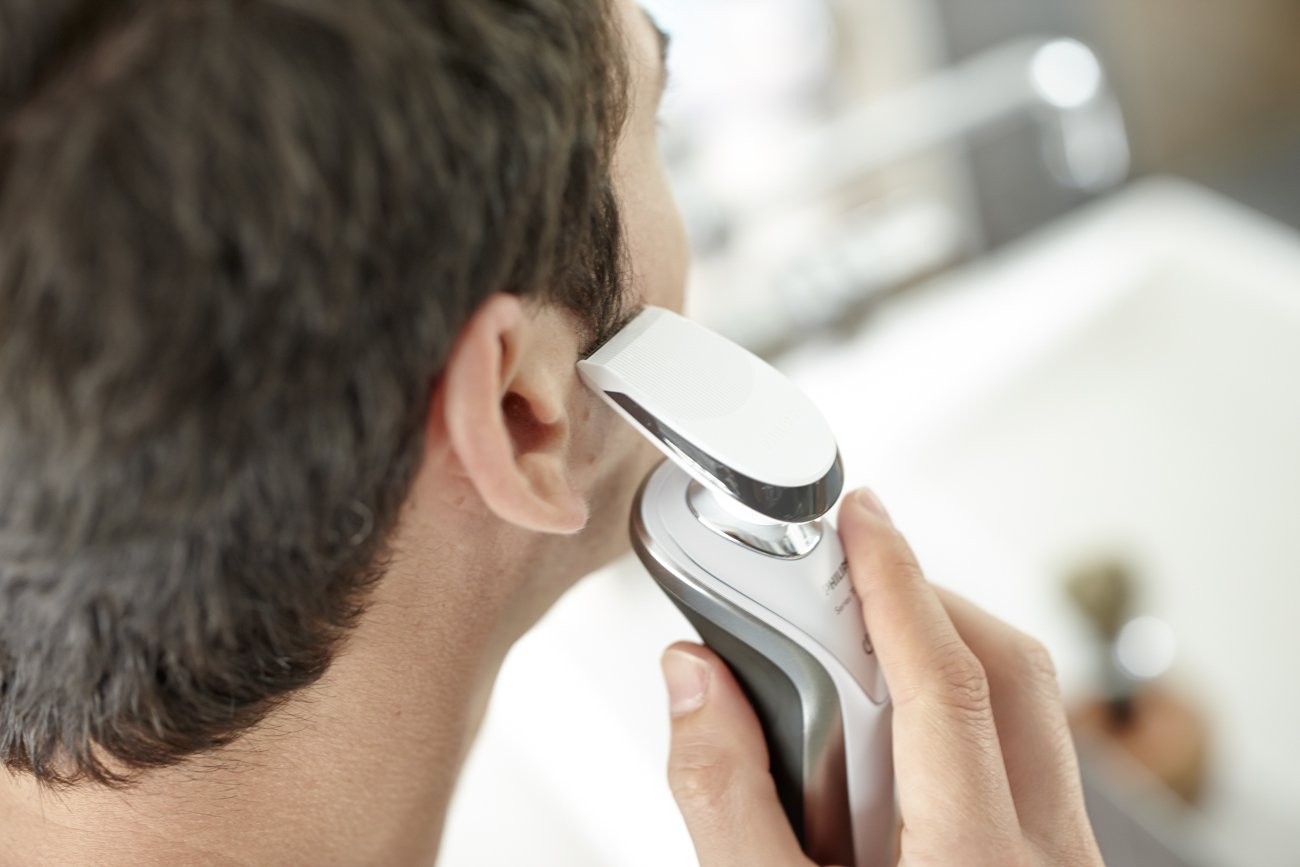 Philips Norelco Electric Shaver 7500 for Sensitive Skin