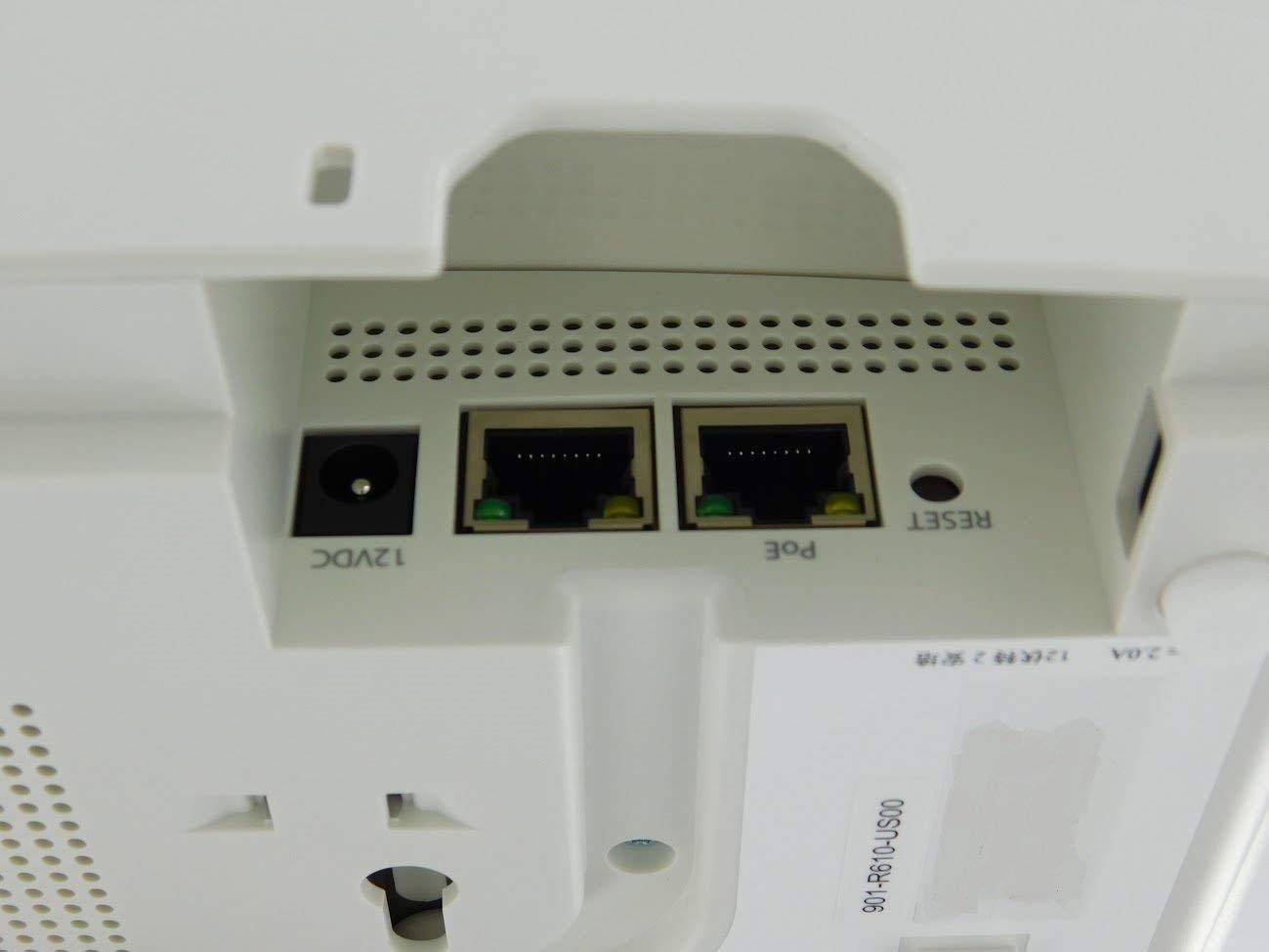 Ruckus Zoneflex R610 Wave 2 Access Point (Smart Wi-Fi 3x3, 802.11ac, BeamFlex, Adaptive Antenna, POE) 901-R610-US00 (Renewed)