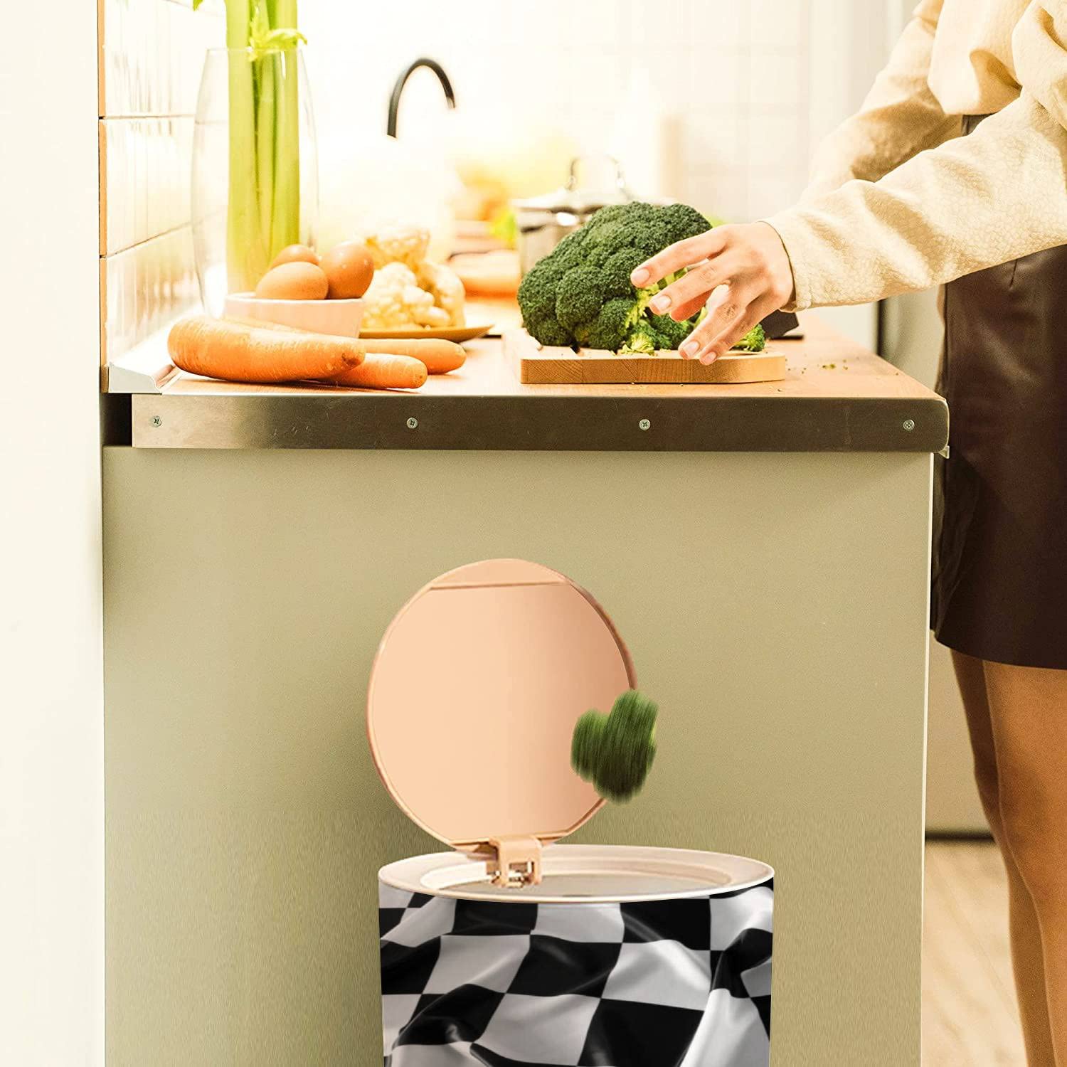 SHL96PZGX Small Trash Can with Lid Checkered Flag on red with Wood Legs Wastebasket Round Garbage Bin for Kitchen, Bathroom, 1.8 Gallon - 7L
