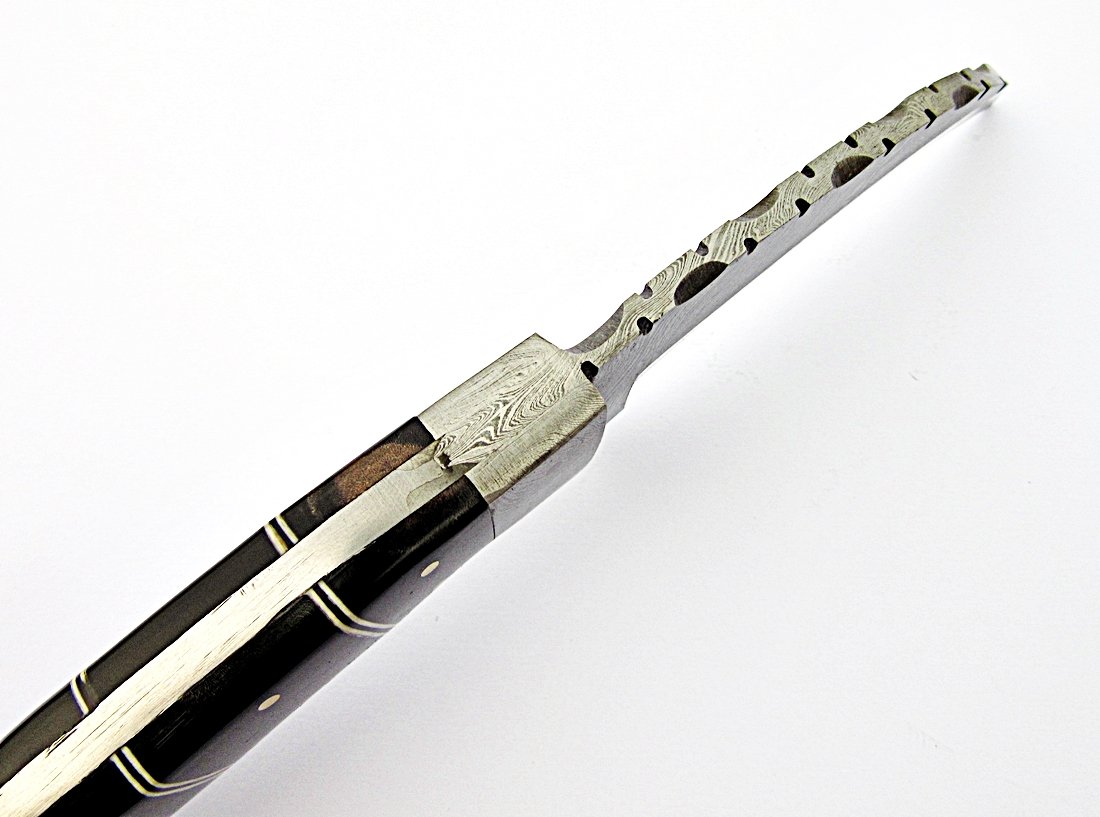 AishaTech Acey Hunting Knife Damascus Steel Blade Finger Grip Horn Handle