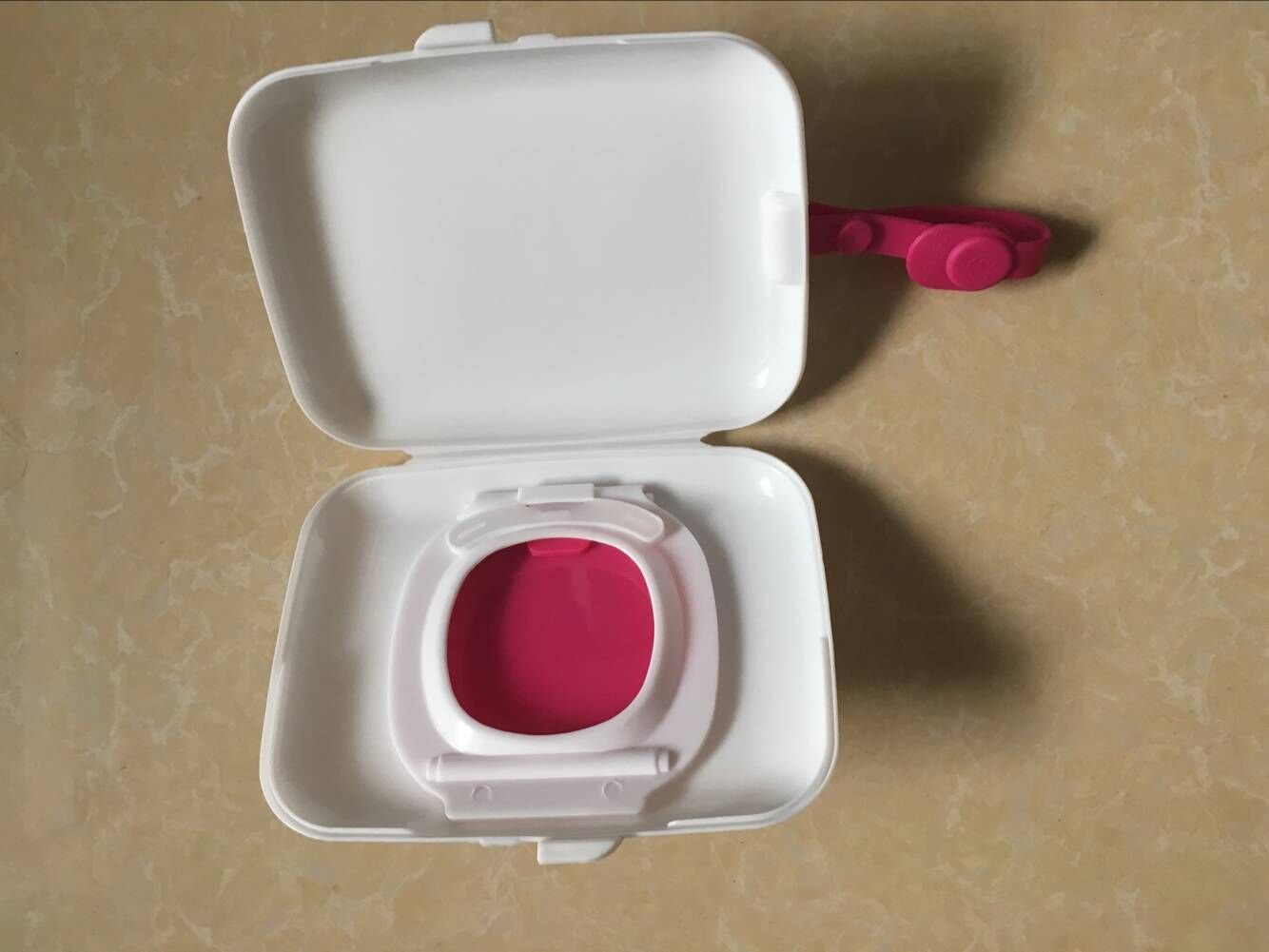 Portable Wet Tissue Box Wipes Dispenser Case Outdoor Tissue Box for Baby Travel (red)
