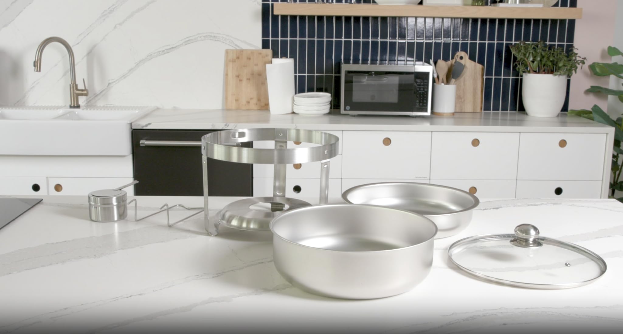 Alpha Living Chafing Dish Buffet Set of 4 – Complete Stainless Steel Chaffe Buffet Set with Glass Lids, Chafing Fuel Holder – Elegant and Practical Warmer Trays for Buffet, Wedding, Catering Supplies