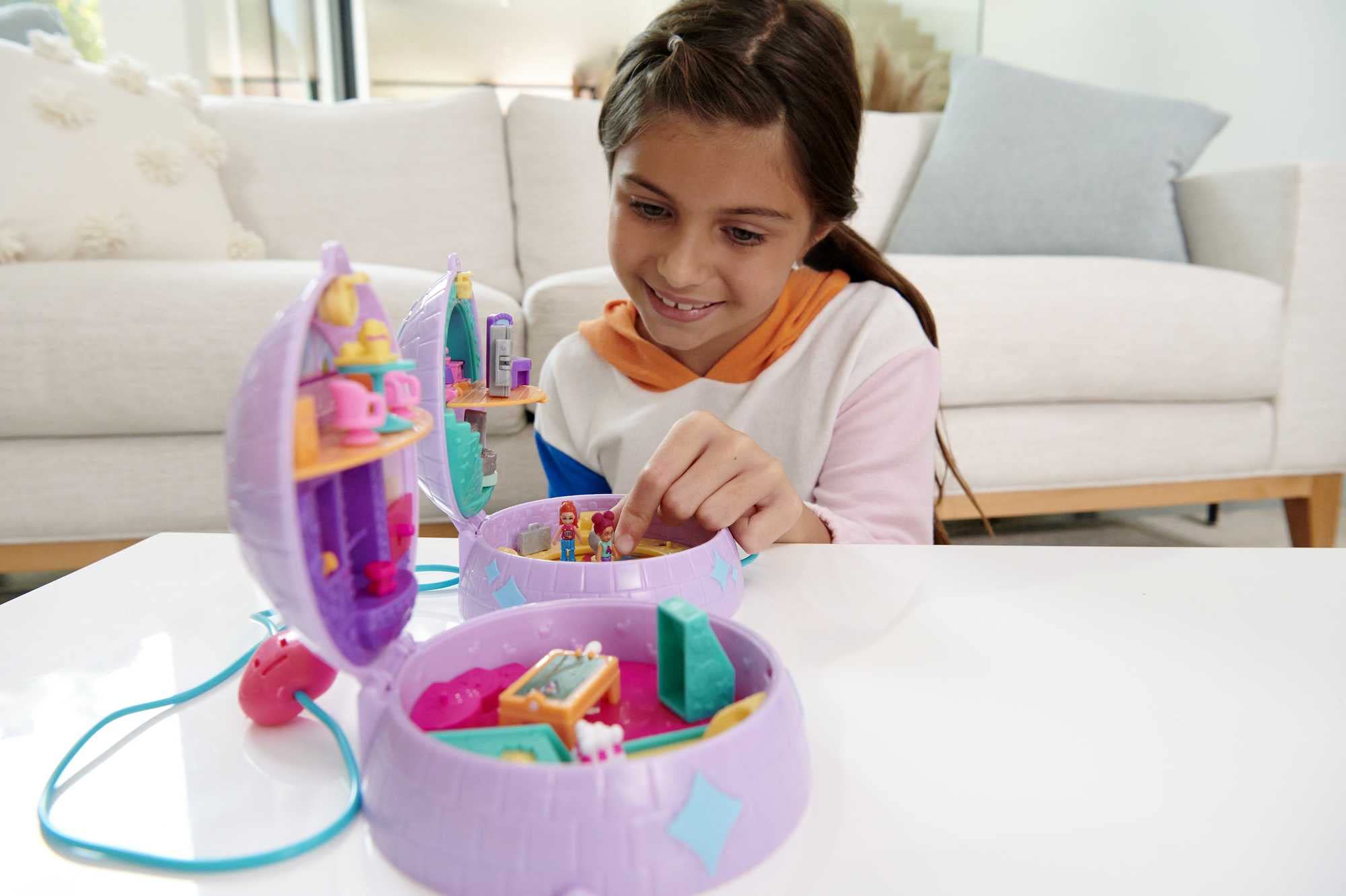 Polly Pocket Dolls & Accessories, Compact Playset with 2 Micro Dolls, 15 Toy Pieces & 1 Fashion Piece, Double Play Skating