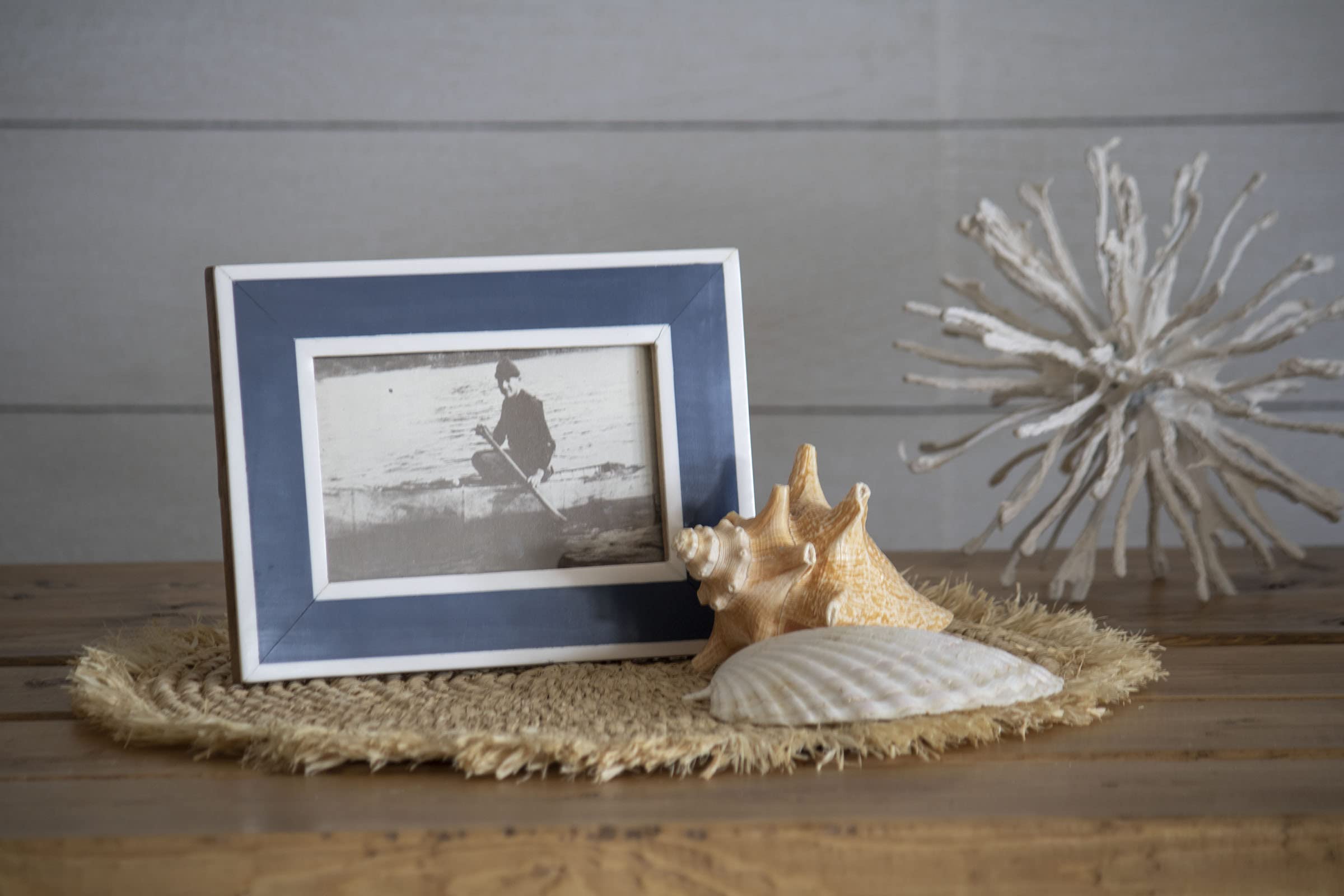 Foreside Home & Garden Blue and White Resin 4x6 Inch Wood Decorative Picture Frame FFRD09977