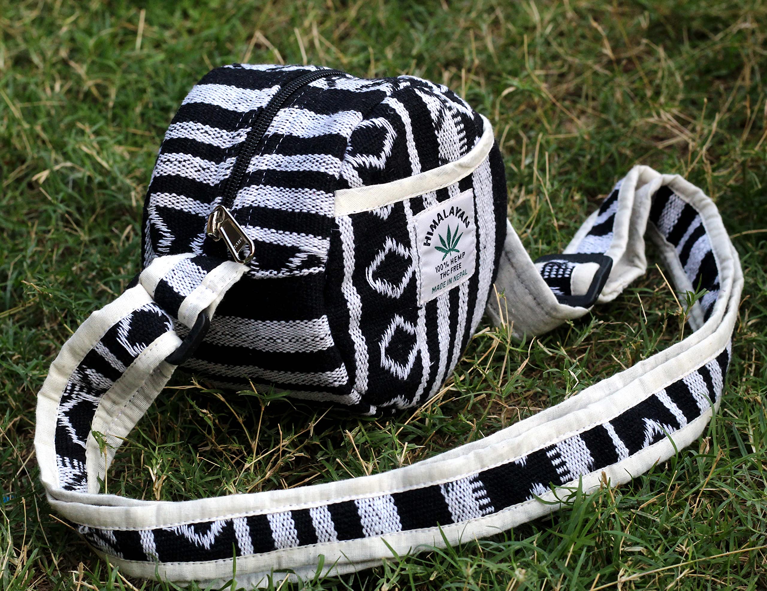Handmade Circle Crossbody Purse Handbag Boho Zipper Shoulder Bag Round Cell Phone Purse (Black White)