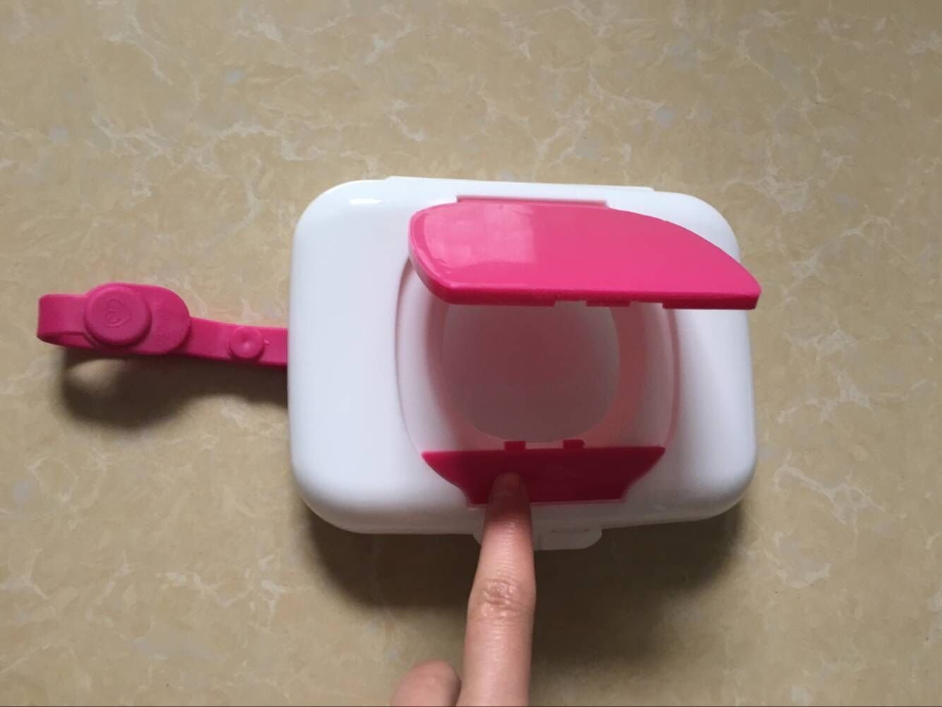 Portable Wet Tissue Box Wipes Dispenser Case Outdoor Tissue Box for Baby Travel (red)