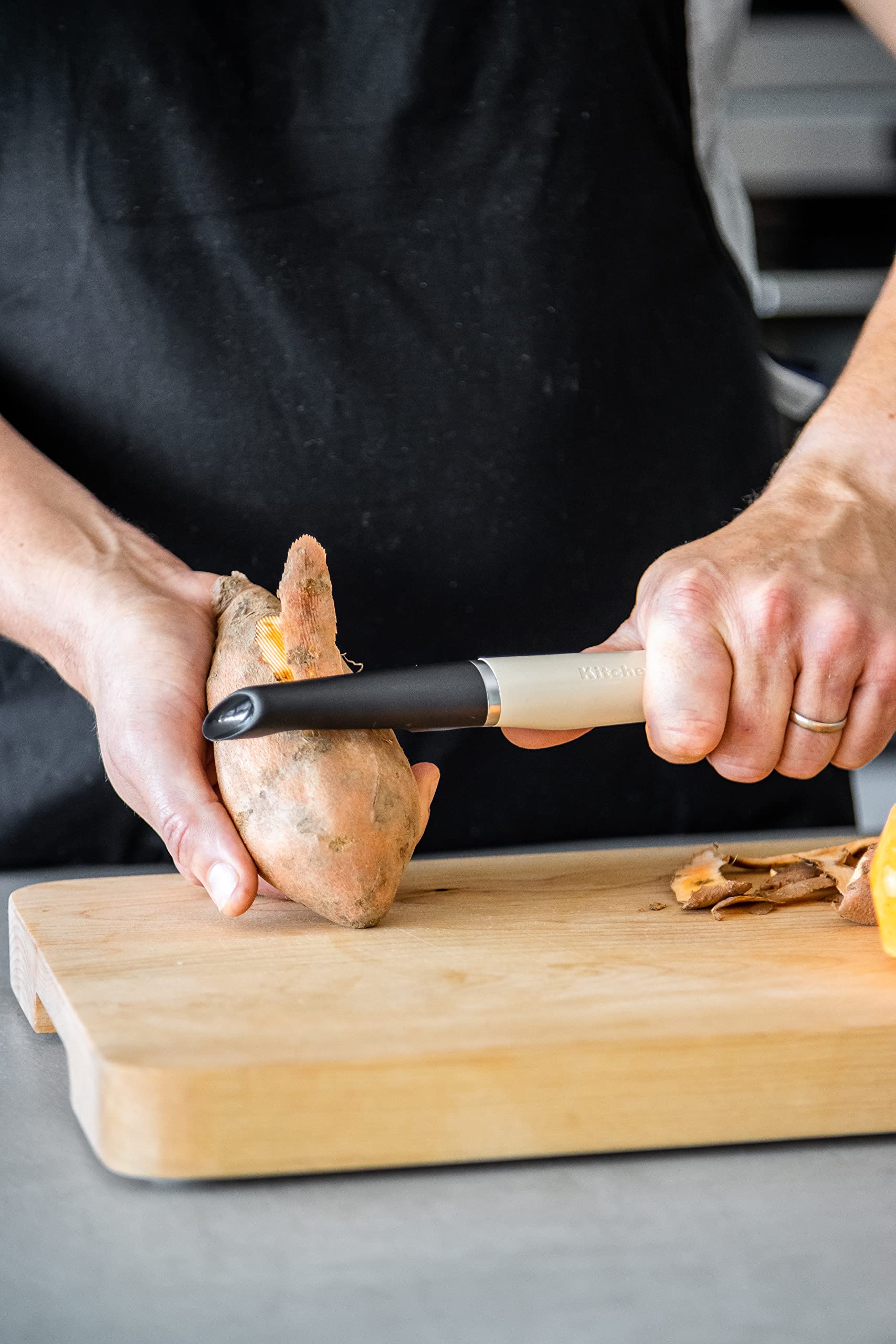 KitchenAid Euro Peeler, Stainless Steel Swivel Peeler for Fruit and Vegetables – Almond Cream