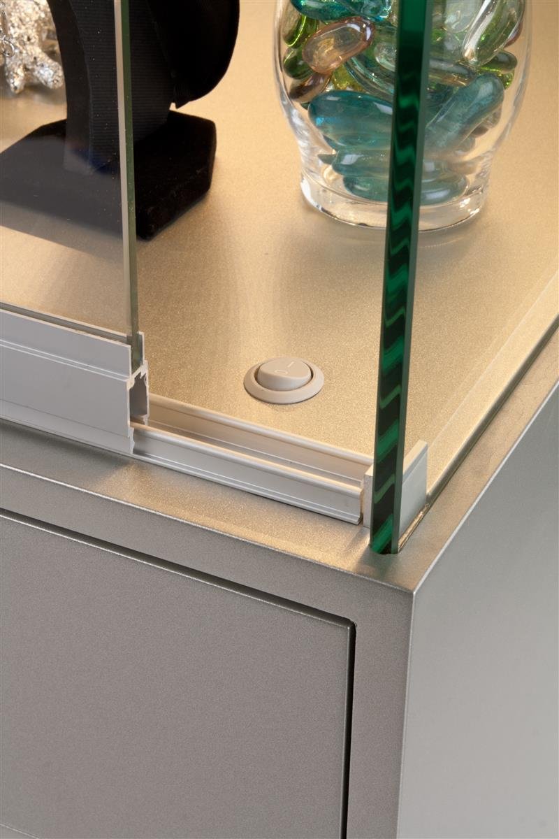 Displays2go Glass Merchandise Counter, Laminated MDF, Tempered Glass โ Silver (GTLEDQ4SLV)