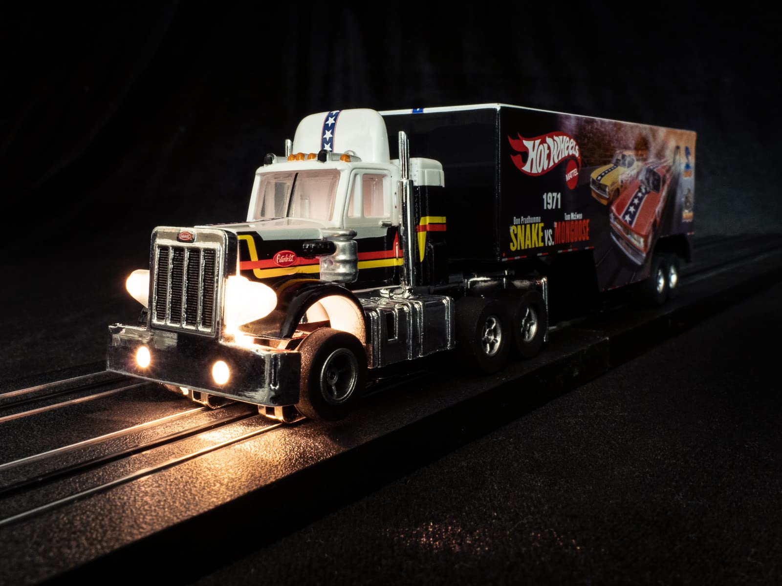 Auto World Xtraction Racing Rig Peterbilt 359 w/Trailer Snake vs. Mongoose (Flamethrower) HO Scale Slot Car
