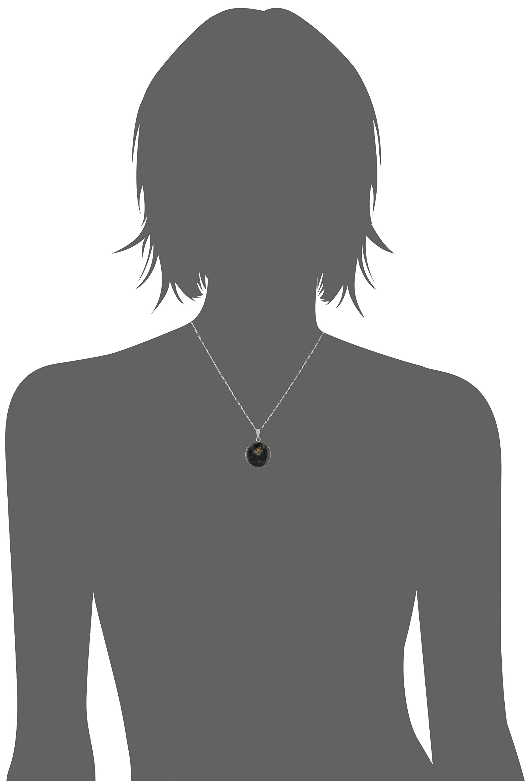 Amazon Essentials Sterling Silver Dark Blue Pressed Flower Round Pendant Necklace, 16' (previously Amazon Collection)