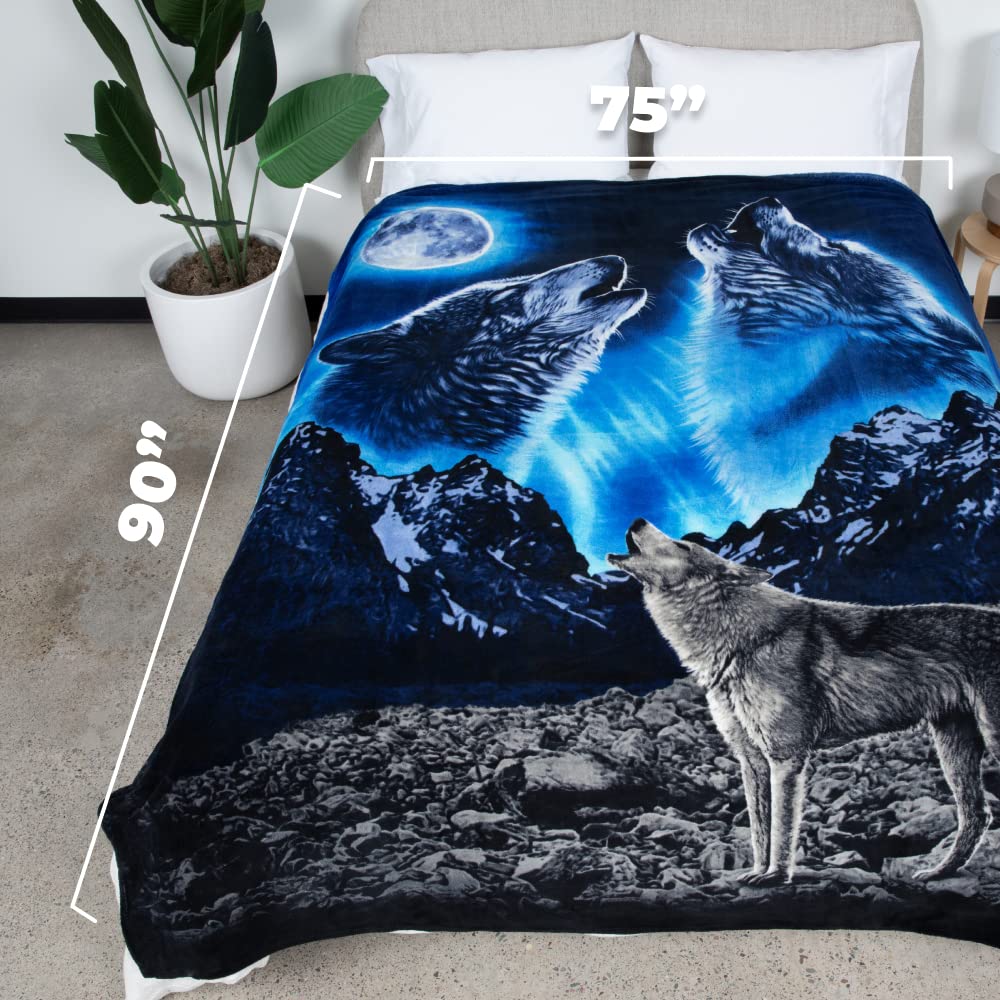 Dawhud Direct Howling Wolves Fleece Blanket - 50 x 60 Inches Soft Plush Blanket for Men, Women, and Kids - Cozy Blanket with Wolf Design for Home Decor, Camping, or Outdoor Use - Gift for Wolf Lovers
