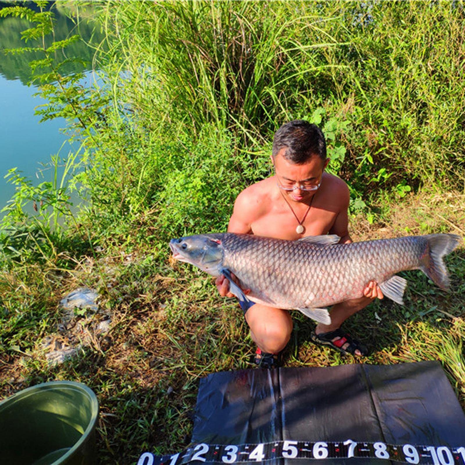 Almencla Waterproof Carp Fishing Unhooking Mat Weigh Straps Pad Fishing Tackle Pad, 100cmx60cm