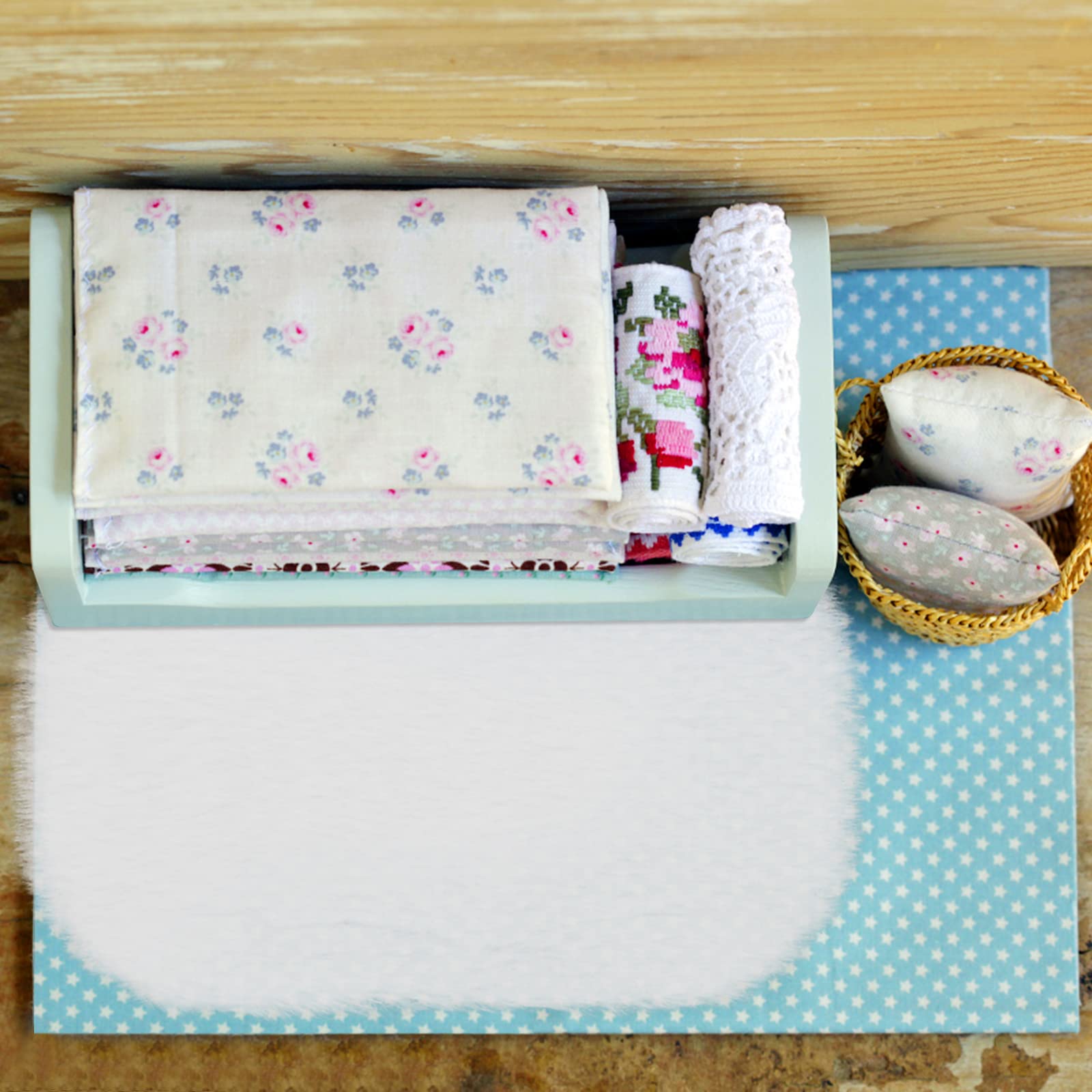 Cobee 2Pcs Miniature Carpets, 1:12 Dollhouse Wool Rug Dolls House White Furry Rugs Mini Furniture Dollhouse Accessories Play Set