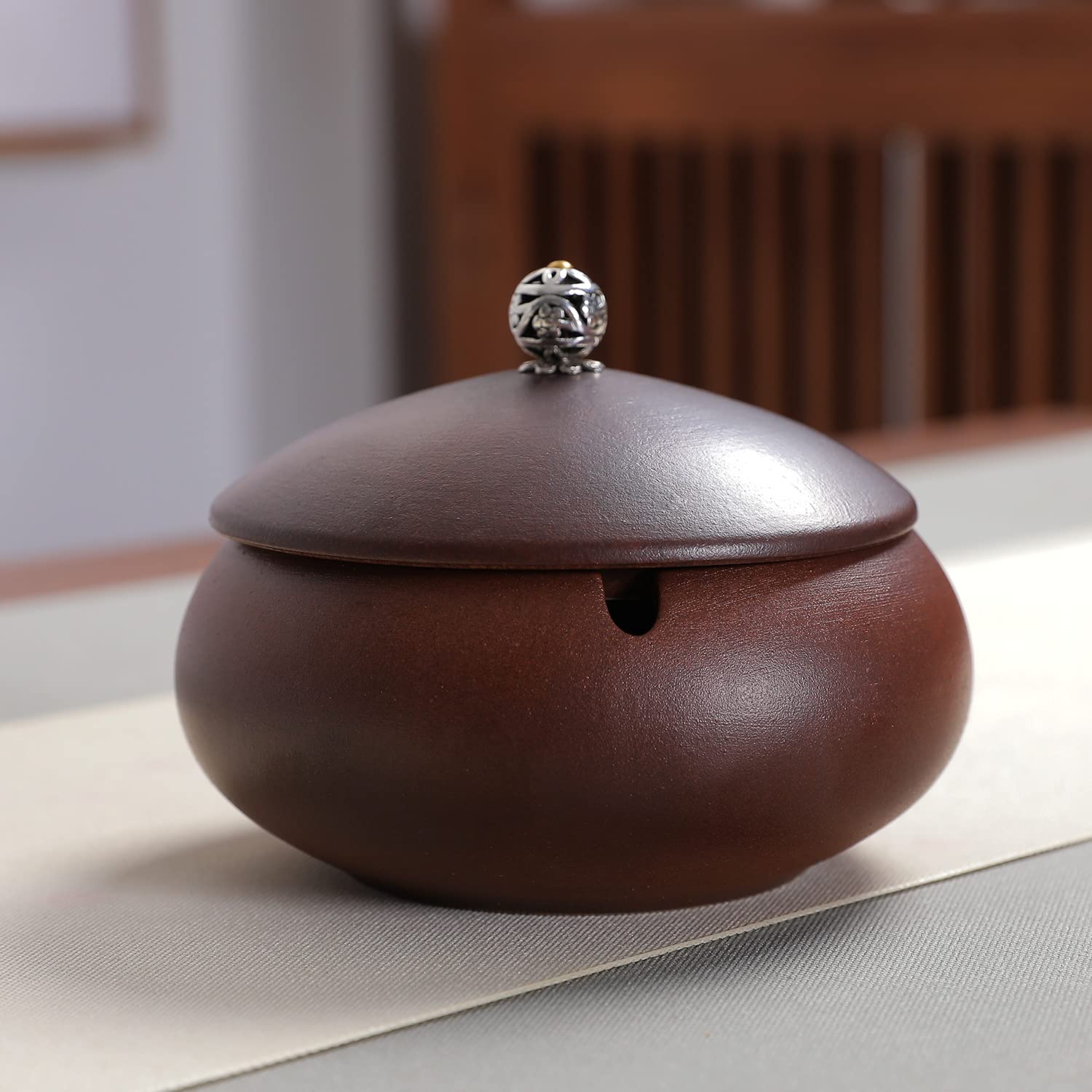 Ceramic Ashtray with Lid for Cigarette Outdoor, Windproof Ash tray Sets for Weed, Smokeless Home Ashtrays, Outside Ashtrays for Cigarettes for Patio, Garden, Balcony (Brown)