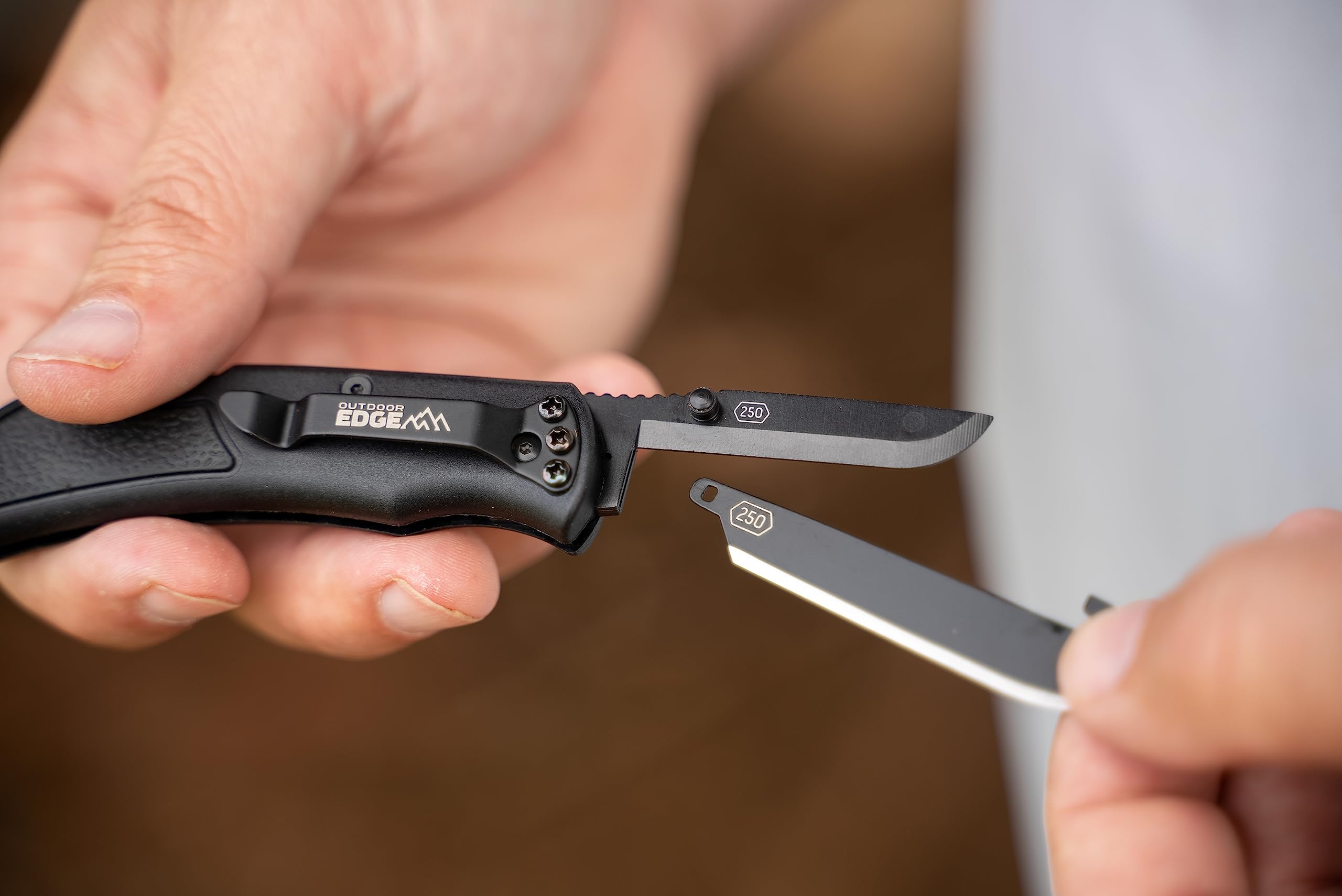 OUTDOOR EDGE Razor EDC Lite Folding Pocket Knife with Clip | Compact 2.5β Replaceable Blade Knife with RazorSafe Blades | Perfect Small Knife for Men, Women, Work & Camping (Black, 2 Black Blades)