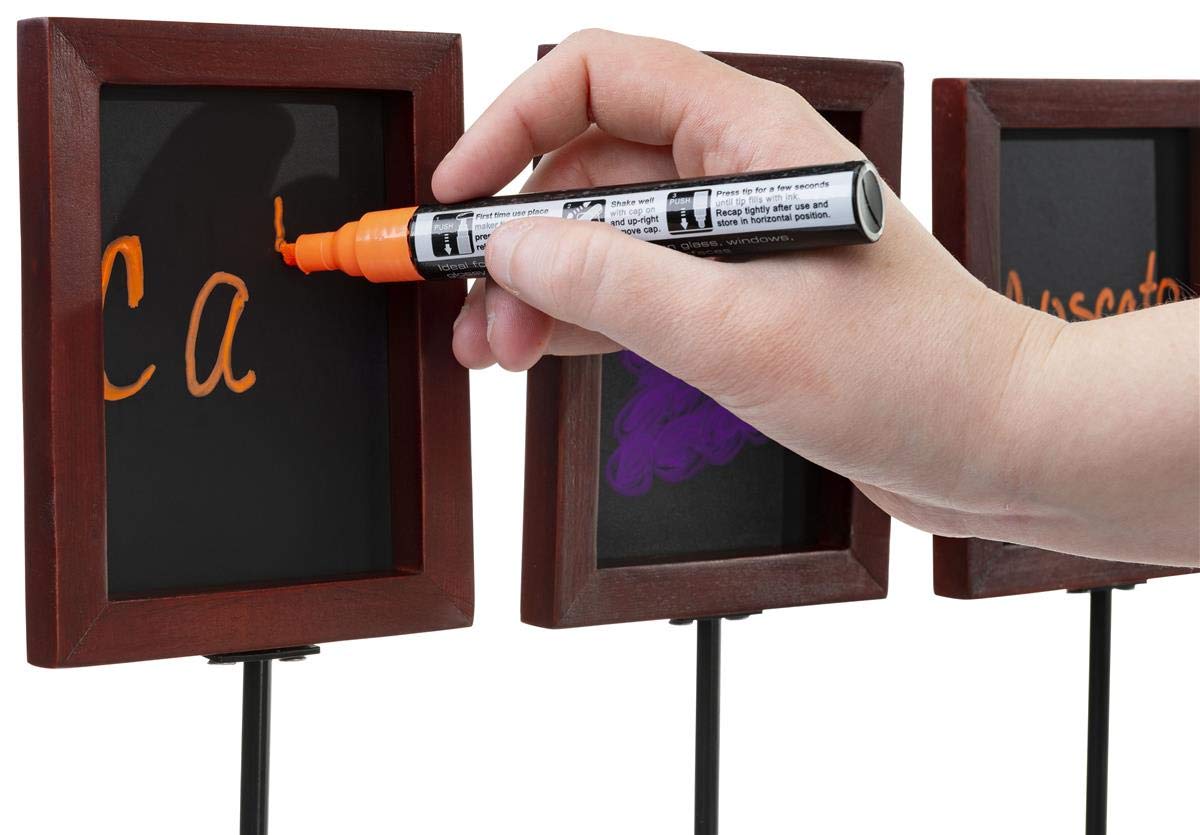 Displays2go Countertop Wine Bottle Sign Display, 3 Chalkboards – Mahogany (WINCNTCHK3)