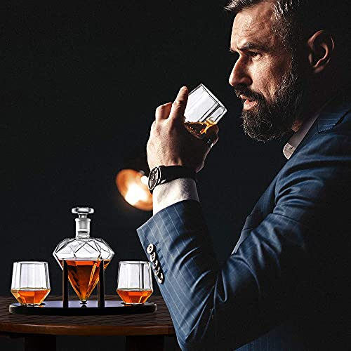 Whiskey Decanter Diamond shaped With 2 Diamond Glasses & Mahogany Wooden Holder โ Elegant Handcrafted Crafted Glass Decanter For Liquor, Scotch, Rum, Bourbon, Vodka, Tequila โ Great Gift Idea โ 750ml