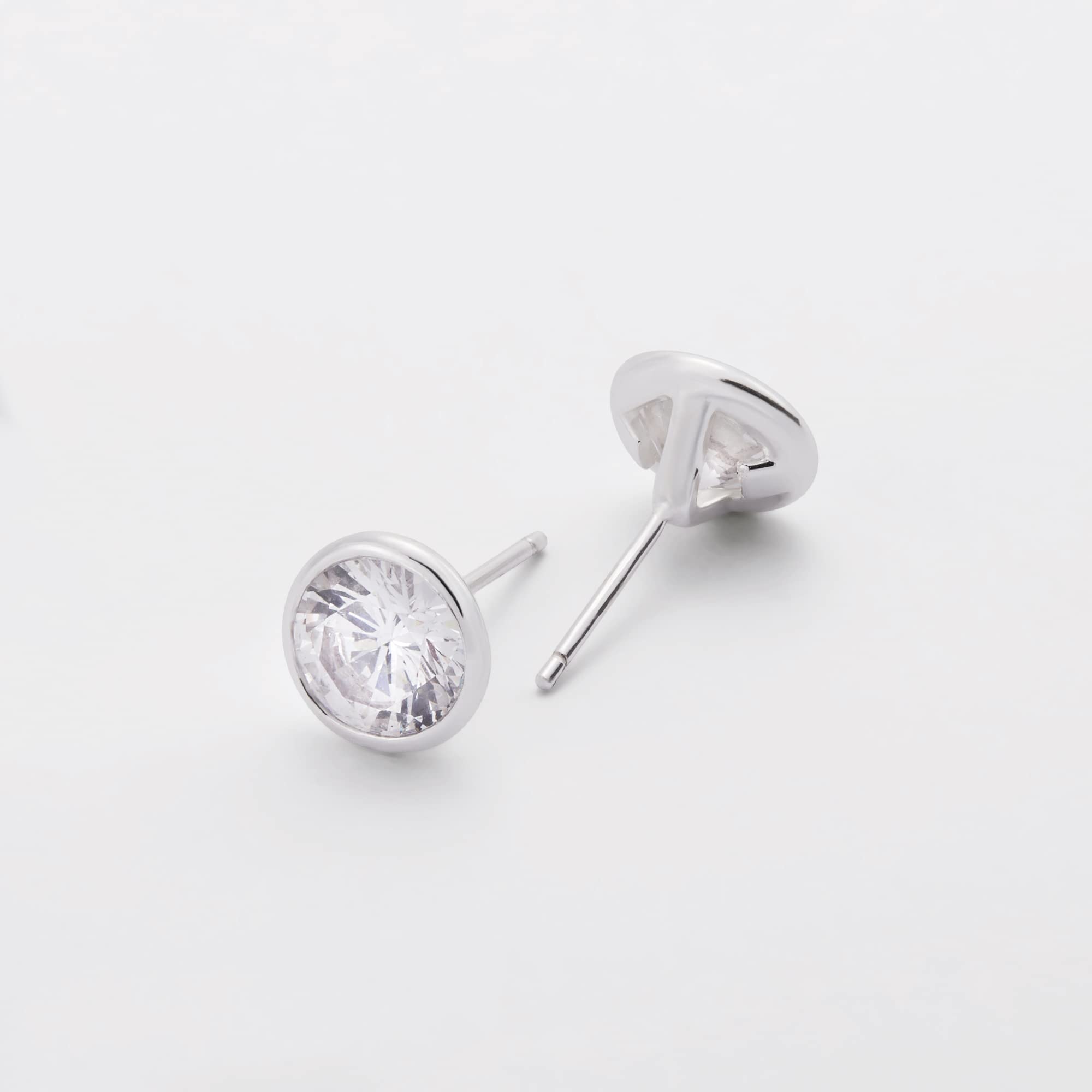 Amazon Essentials Sterling Silver AAA Cubic Zirconia Bezel Stud Earrings (6mm), (previously Amazon Collection)