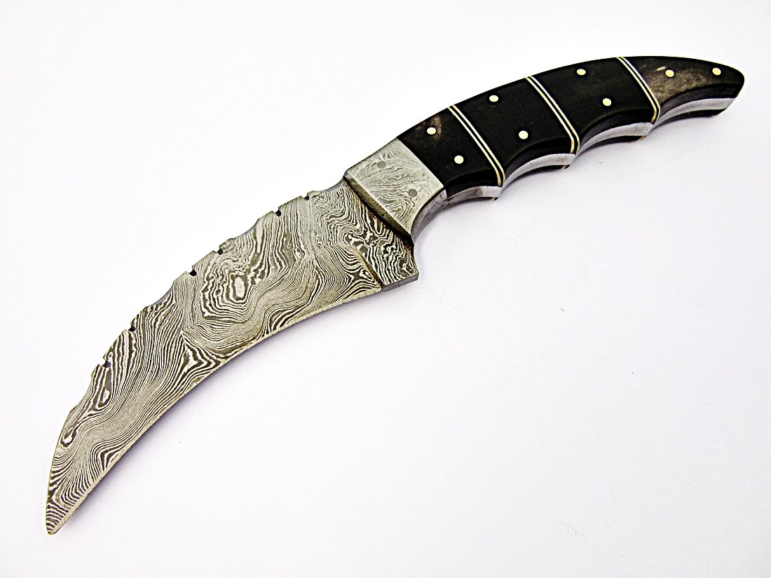 AishaTech Acey Hunting Knife Damascus Steel Blade Finger Grip Horn Handle