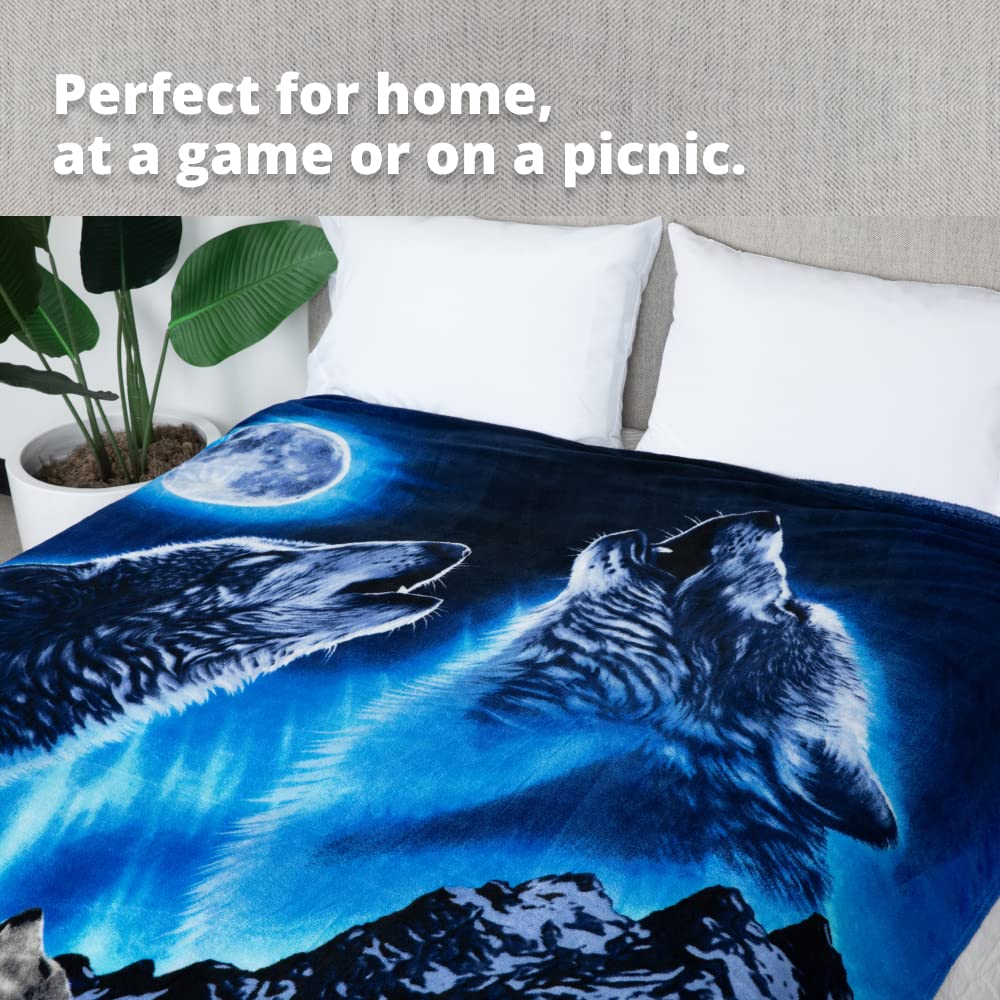 Dawhud Direct Howling Wolves Fleece Blanket - 50 x 60 Inches Soft Plush Blanket for Men, Women, and Kids - Cozy Blanket with Wolf Design for Home Decor, Camping, or Outdoor Use - Gift for Wolf Lovers