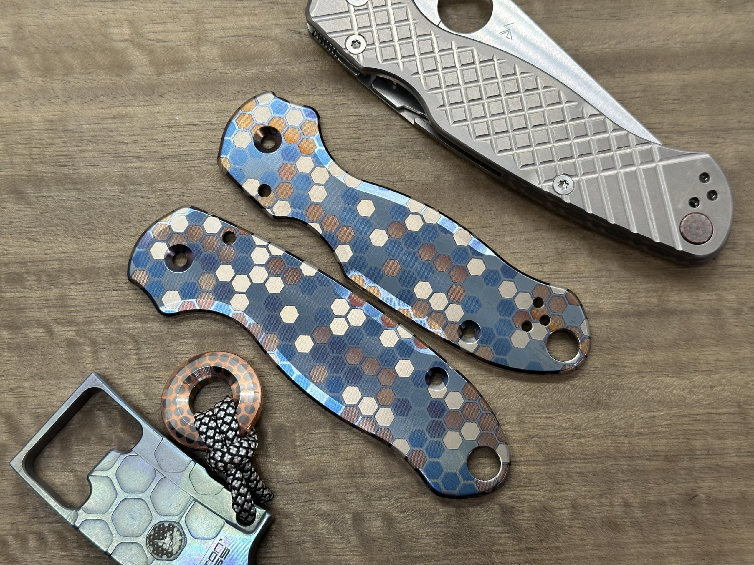 Blue-Silver HONEYCOMB heat ano engraved Titanium Scales for Spyderco Para 3