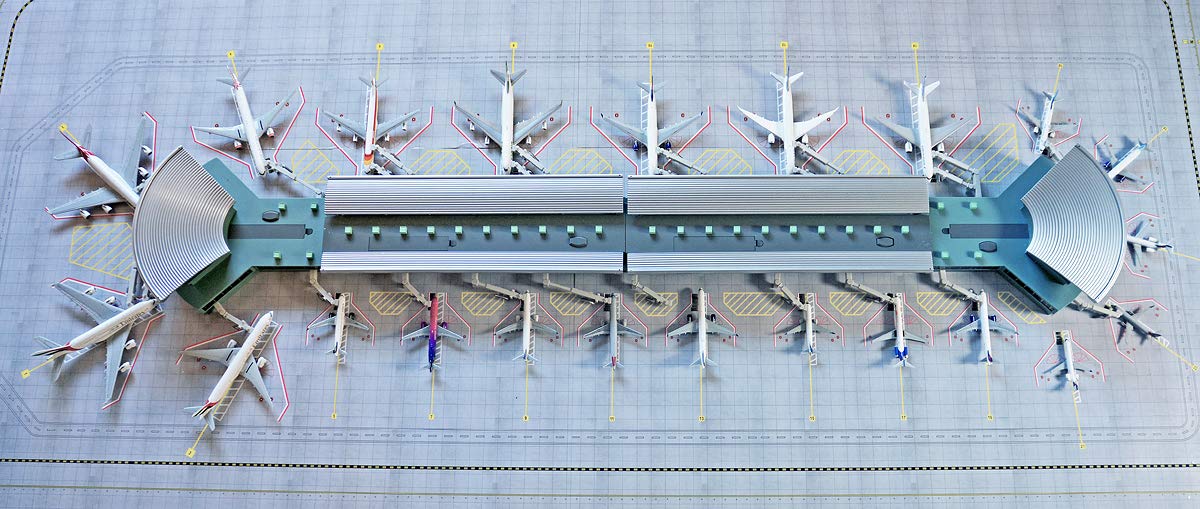 GJARPTC Airport Terminal Double ROTUNDA GEMGJARPTC 1:400 Gemini Jets Airport Terminal with 22 Gates (pre-Painted/pre-Built)