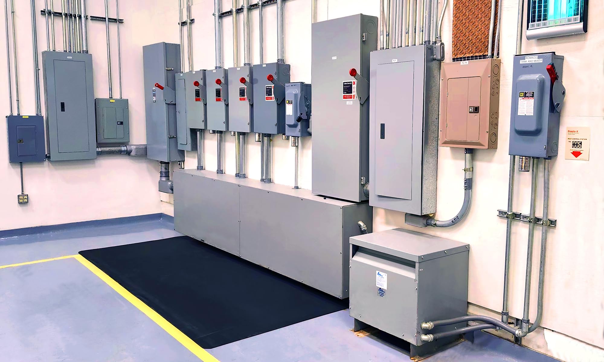 Rhino Dielectric, Non-Conductive, Insulating Switchboard Mat, Class 2, 3' x 5' x 1/4" Thick, ASTM D178, Color; Solid Black, Corrugated Surface