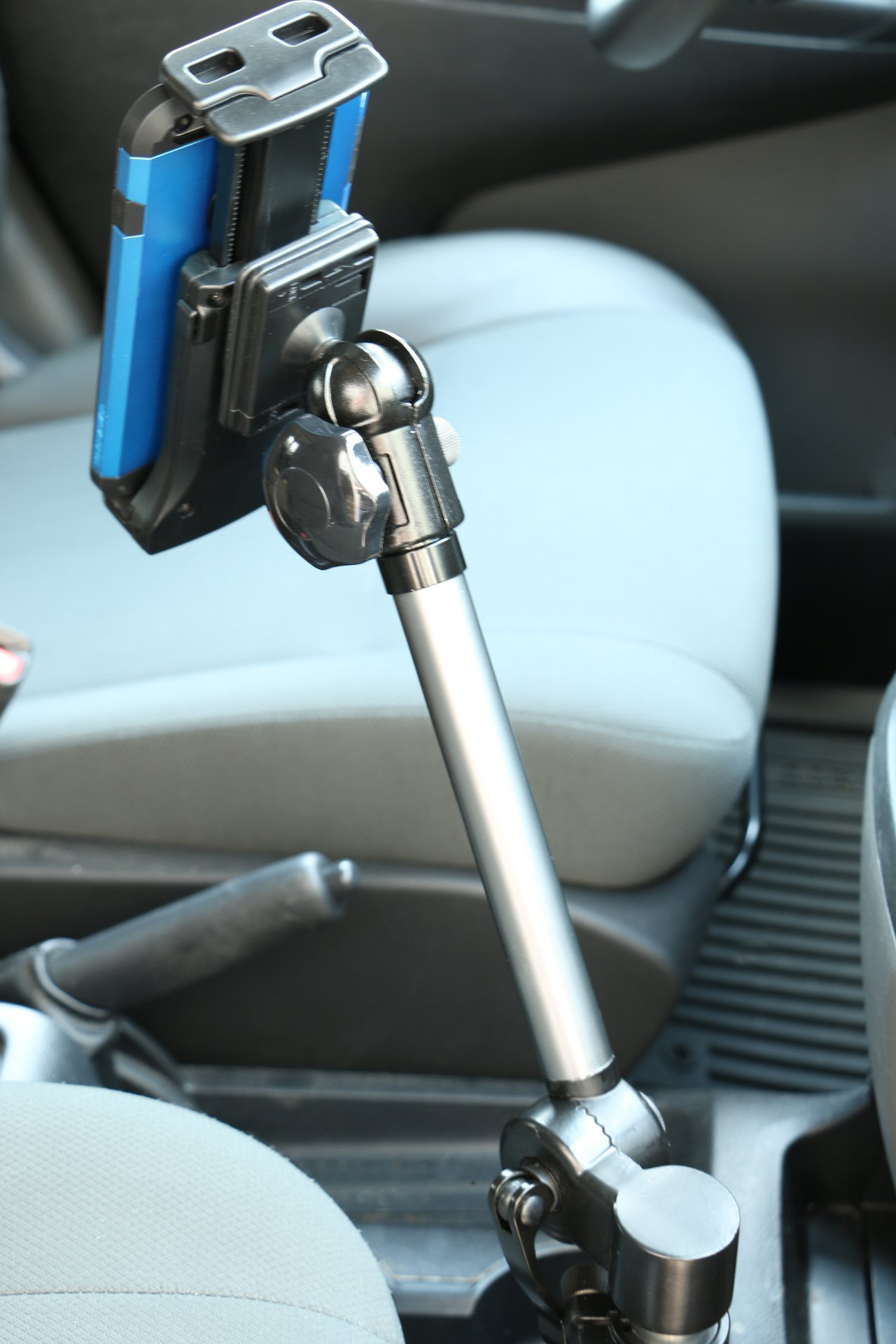 UTSM-02 Heavy-Duty Mount: in-Car Universal Tablet/Smartphone Holder