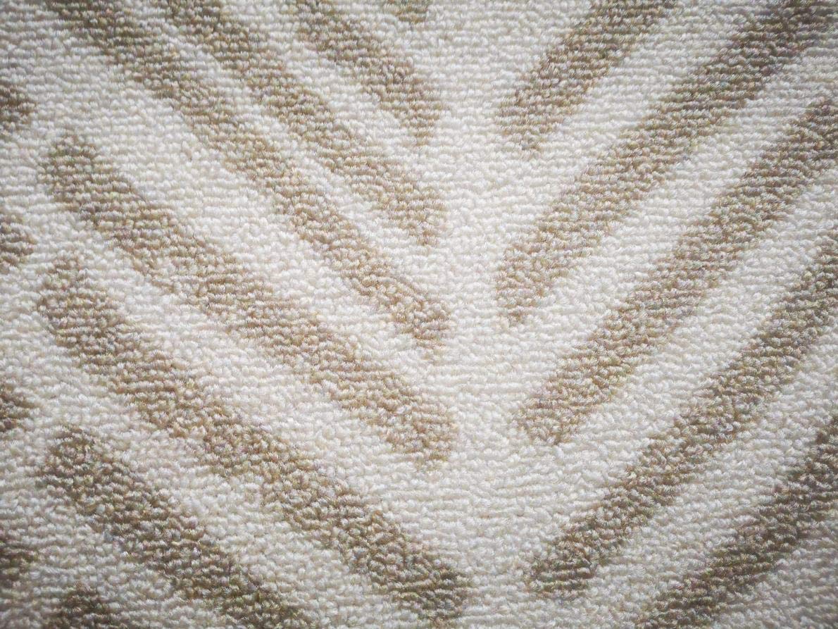DEERLUX Modern Living Room Area Rug with Nonslip Backing, Abstract Beige Chevron Strokes Pattern, 2.5 x 6.5 Ft Runner