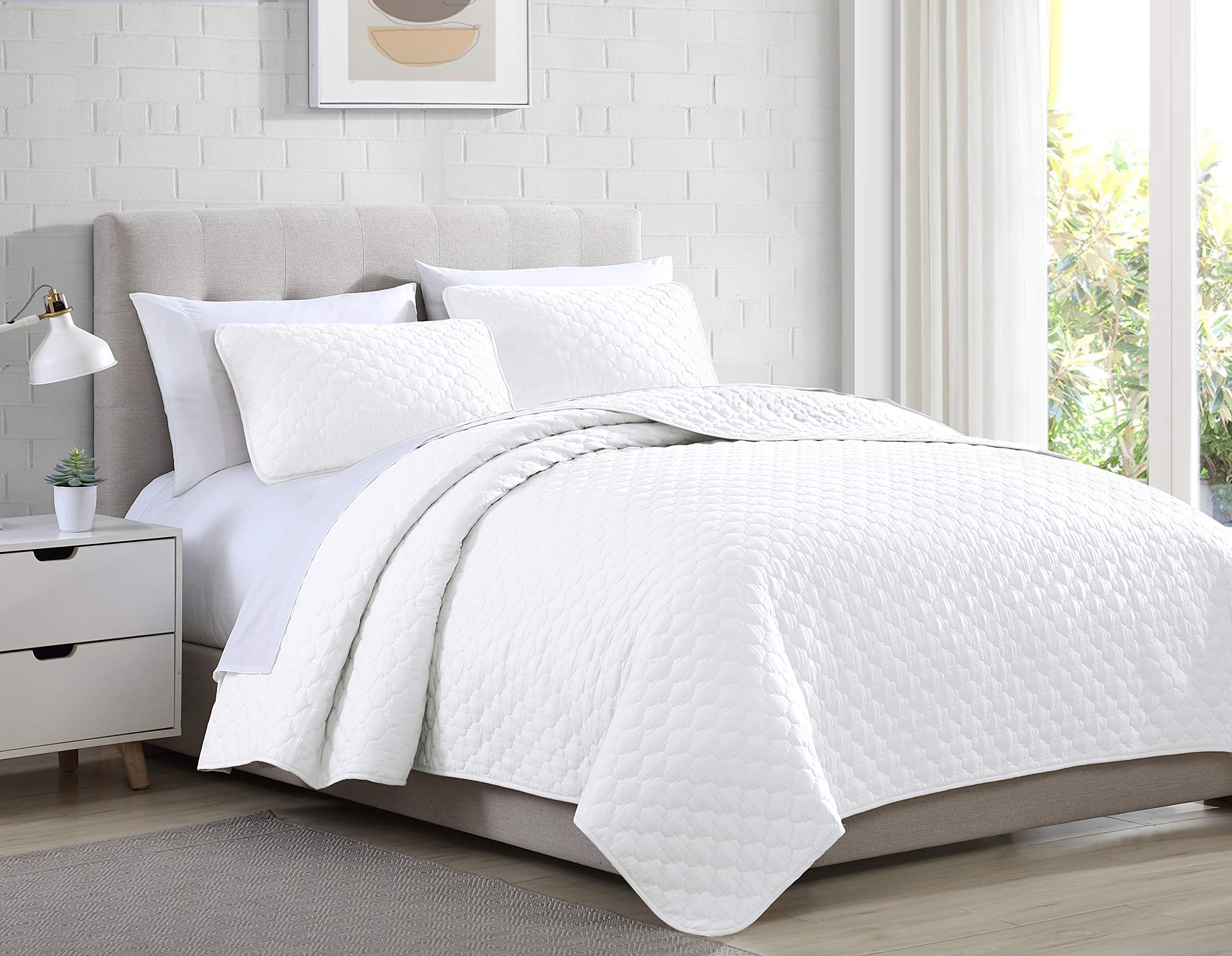 Chezmoi Collection Thea 3-Piece Geometric Quatrefoil Pattern Oversized Bedspread Quilt Set (Queen, White)