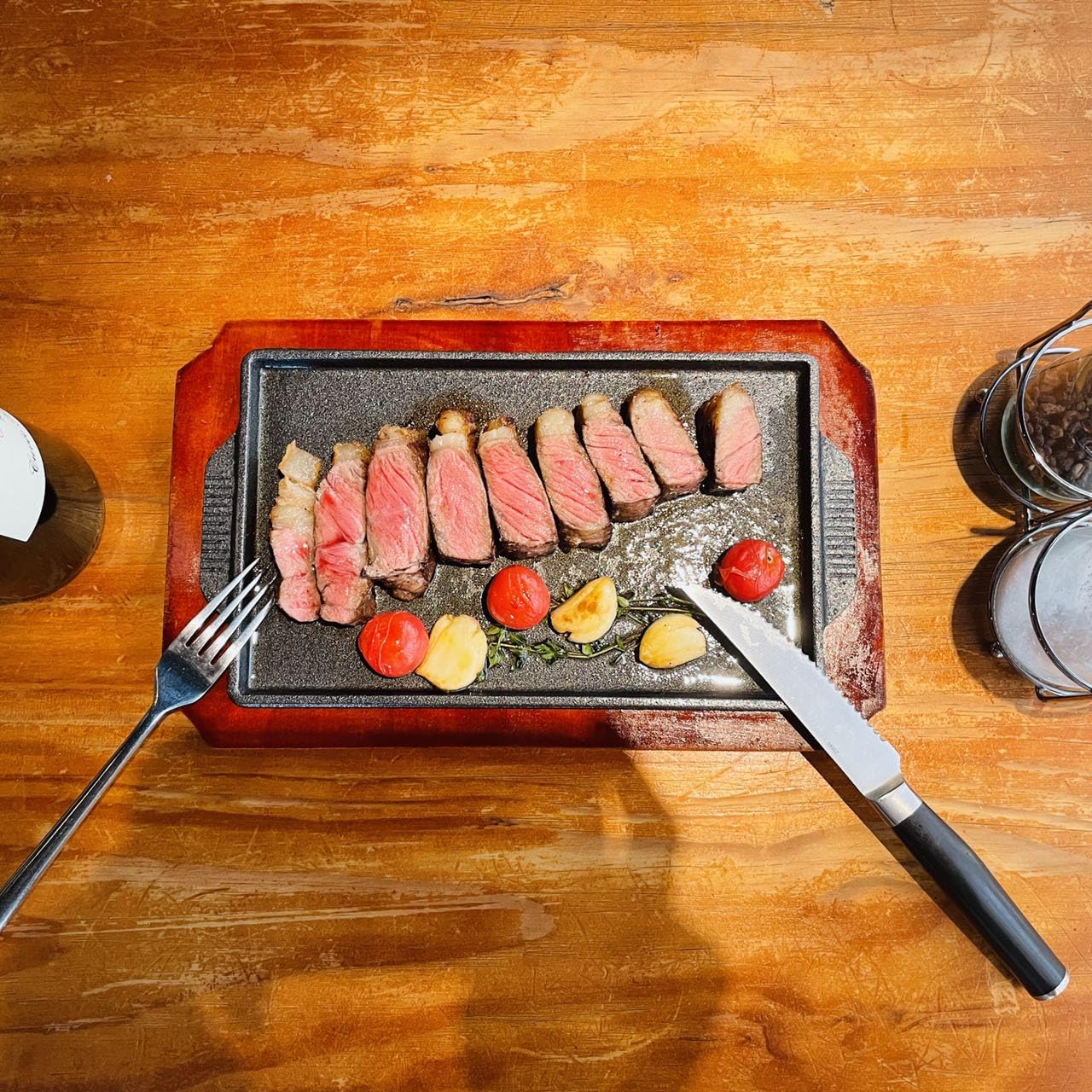 FJPTFENG Cast Iron Steak Plate, Grill Pans, Sizzle Griddle with Wooden Base, Steak Pan, Griddle Grill Pan with handles (Plate 6.7" x 4.4")
