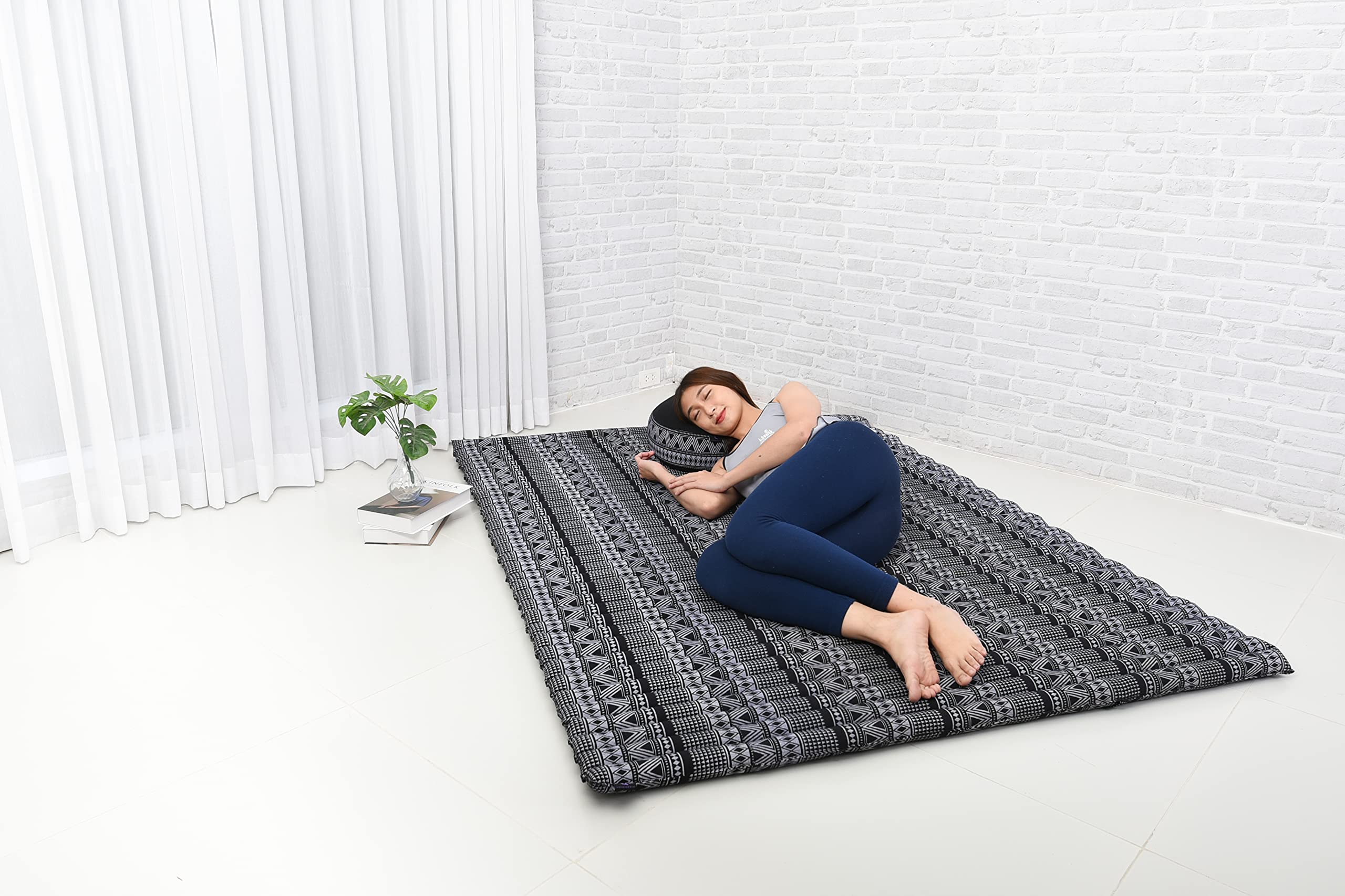 Leewadee - Foldable Floor Mattress - Japanese Roll Up Futon -Trifold Tatami Mat- Guest Floor Bed - Camping Mattress - Thai Massage Mat, Kapok Filled, 75 x 57 inches, Black White