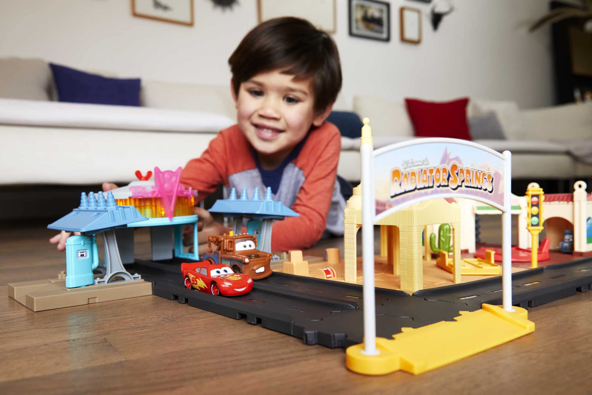 Mattel Disney and Pixar Cars On The Road Playset with 2 Toy Vehicles & Light-Up Countdown, Includes Lightning McQueen & Mater Truck