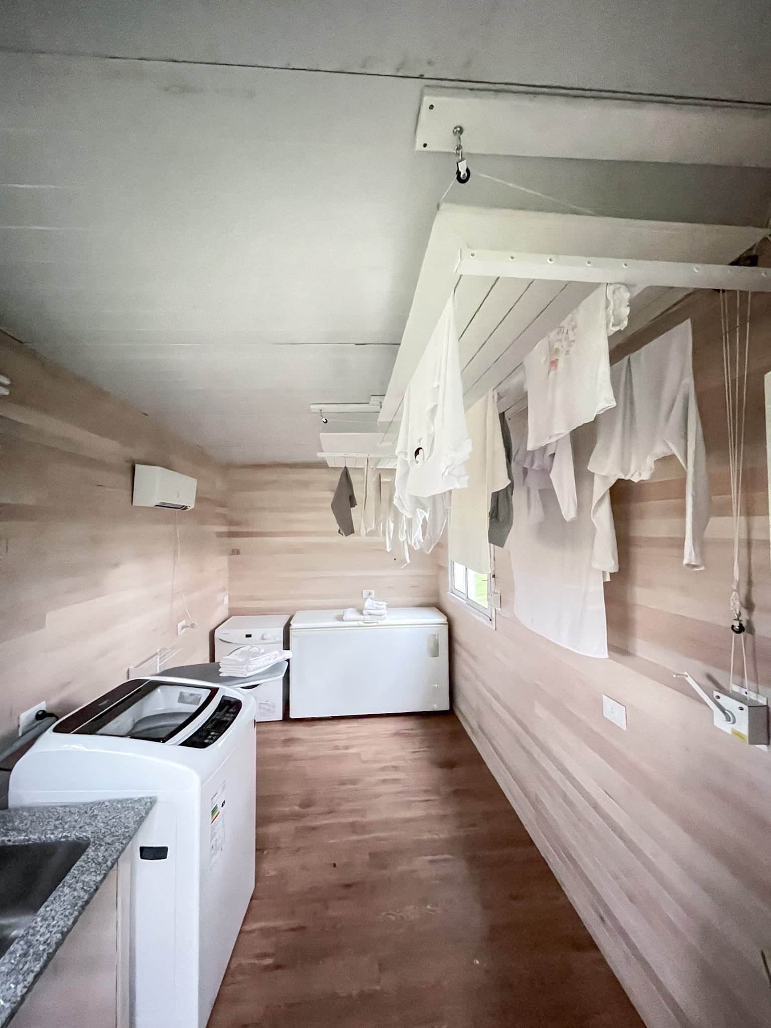 Höllsen Ceiling Mounted Clothes Drying Rack Made of Aluminium Perfect Design for Laundry Room