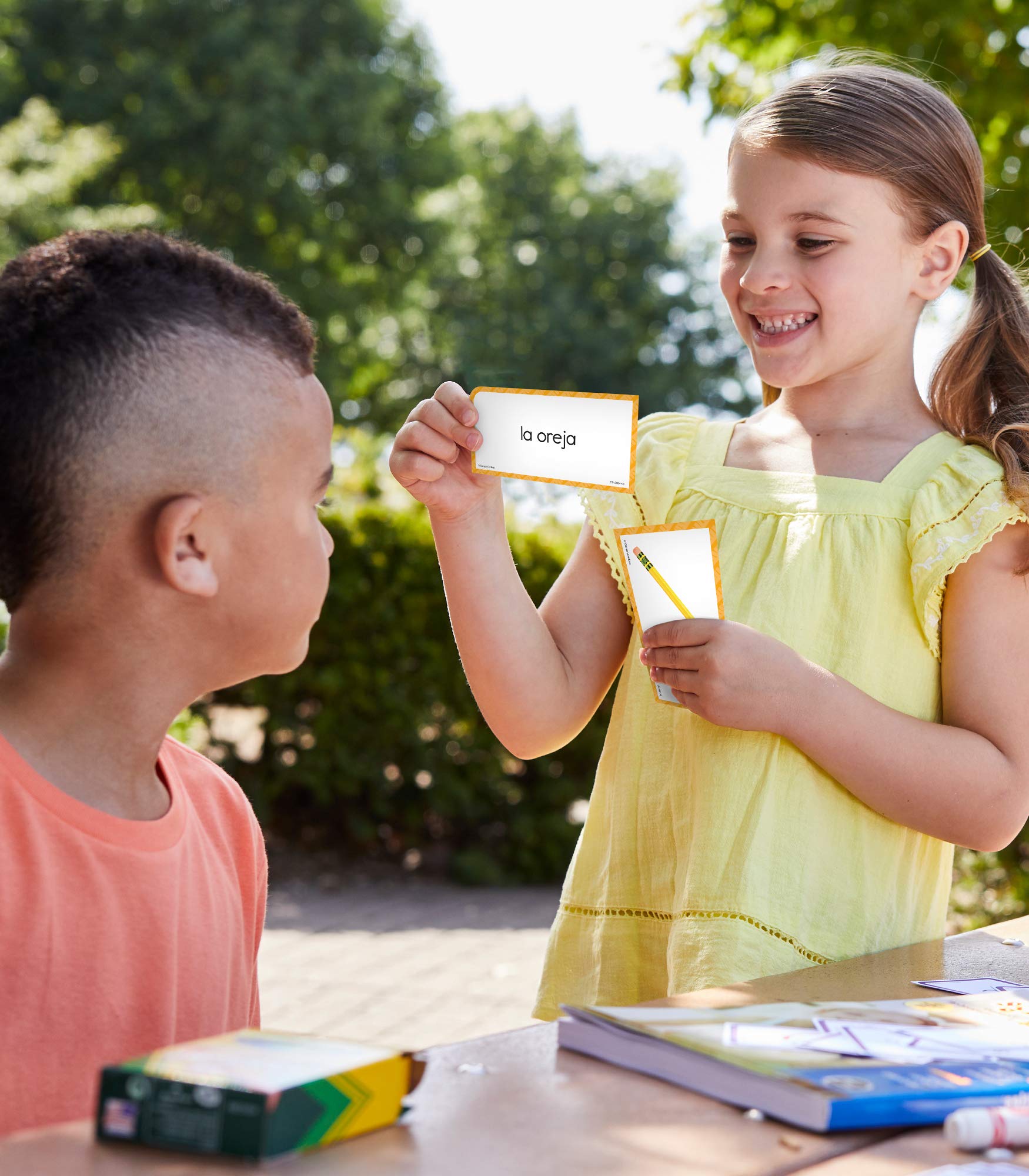 Carson Dellosa 104 Spanish Flash Cards for Kids, Spanish Vocabulary Flash Cards for Beginners, Picture Flash Cards for Toddlers, Learning Spanish Game for Beginners