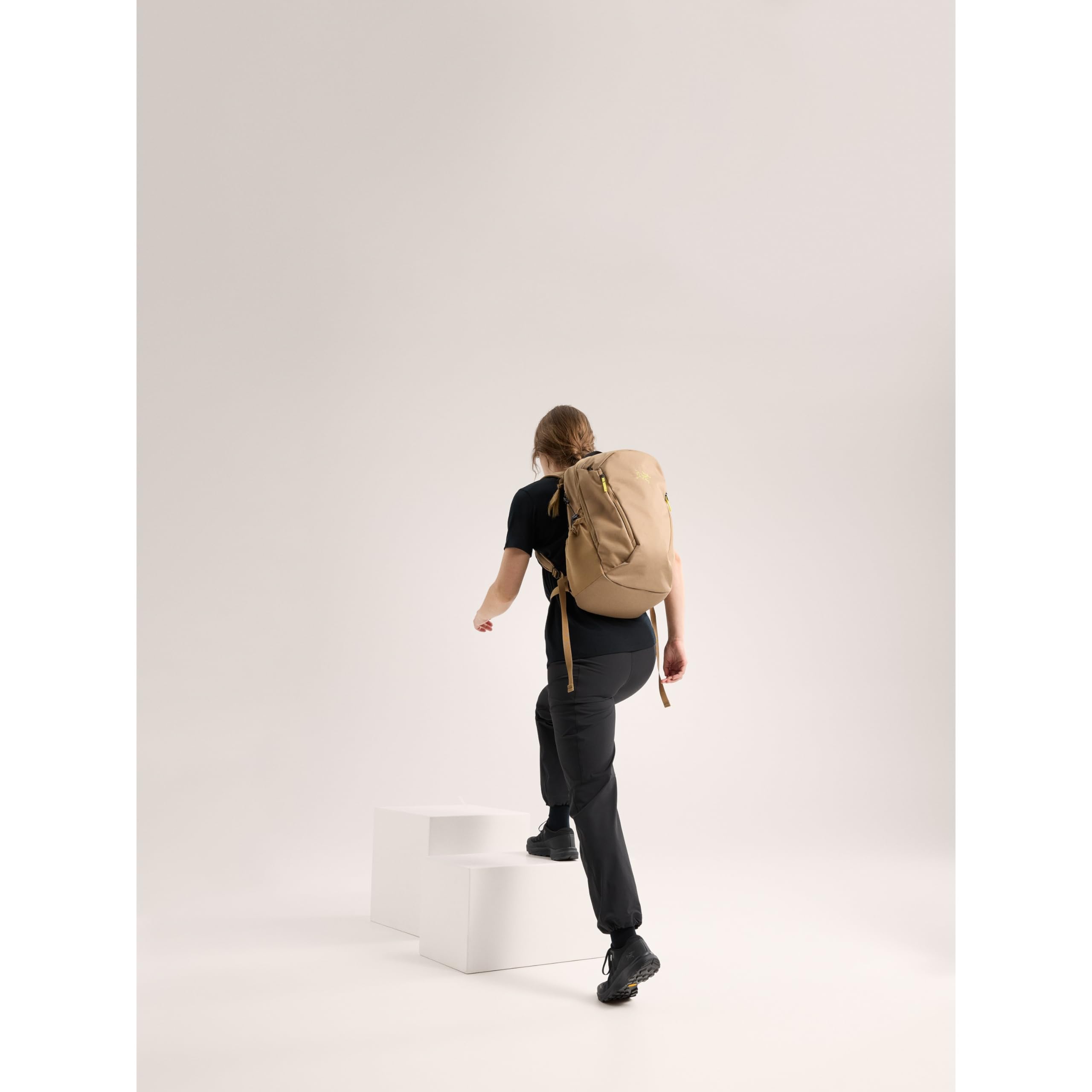 Arc'teryx Mantis 26 Backpack | Highly Versatile 26L Daypack | Smoke Bluff, One Size