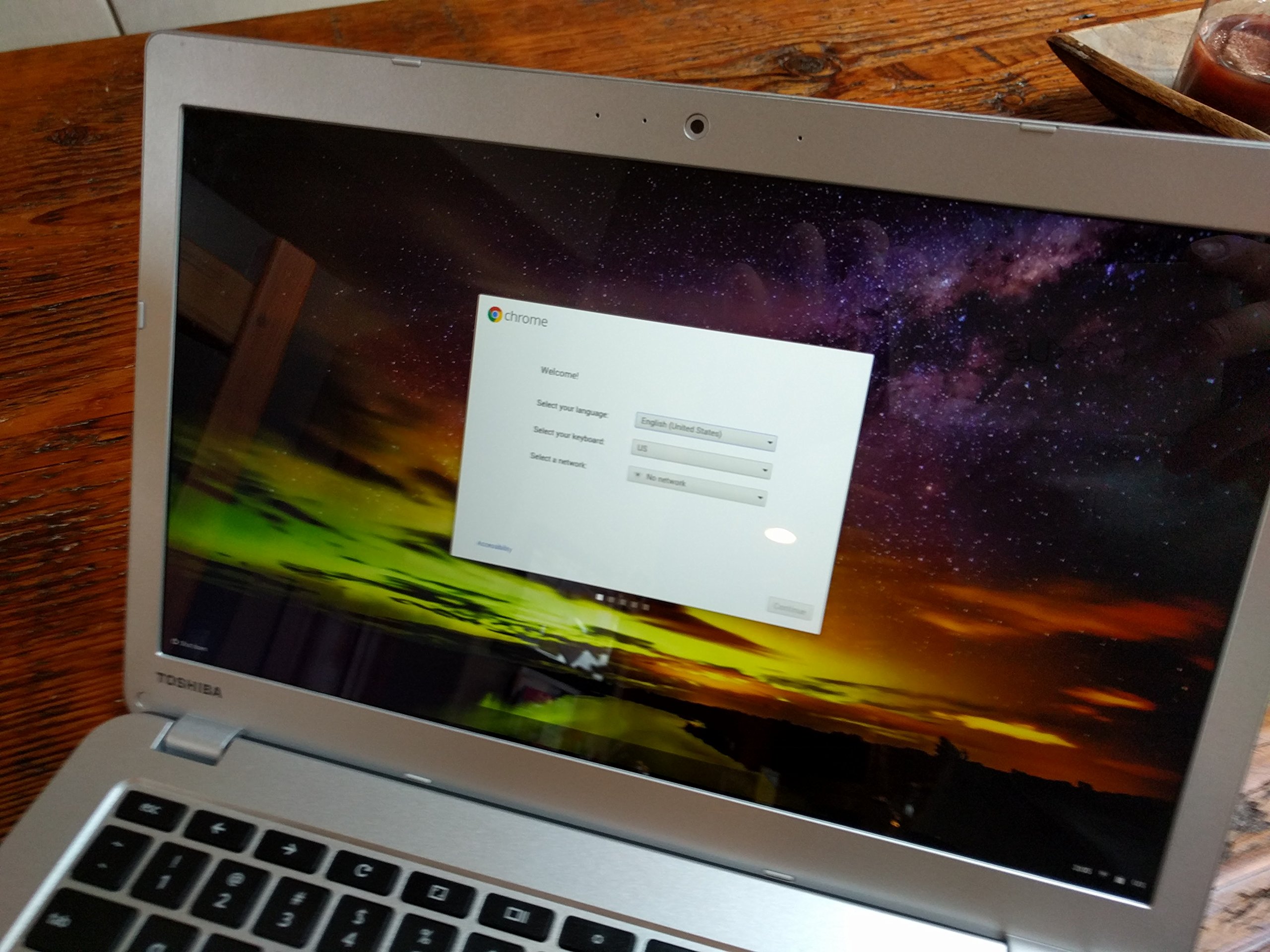 Toshiba CB35-B3340 13.3 Inch Chromebook (Intel Celeron, 4GB, 16GB SSD, Silver) Full HD-Screen