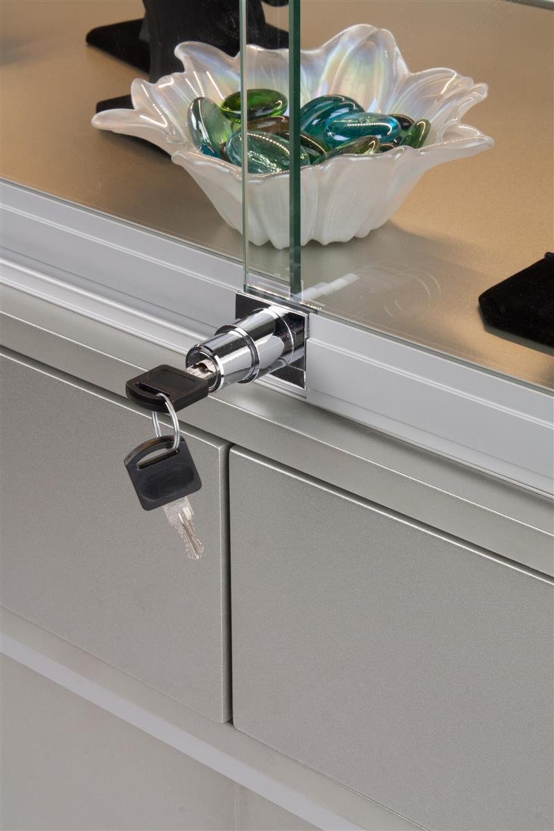 Displays2go Glass Merchandise Counter, Laminated MDF, Tempered Glass โ Silver (GTLEDQ4SLV)