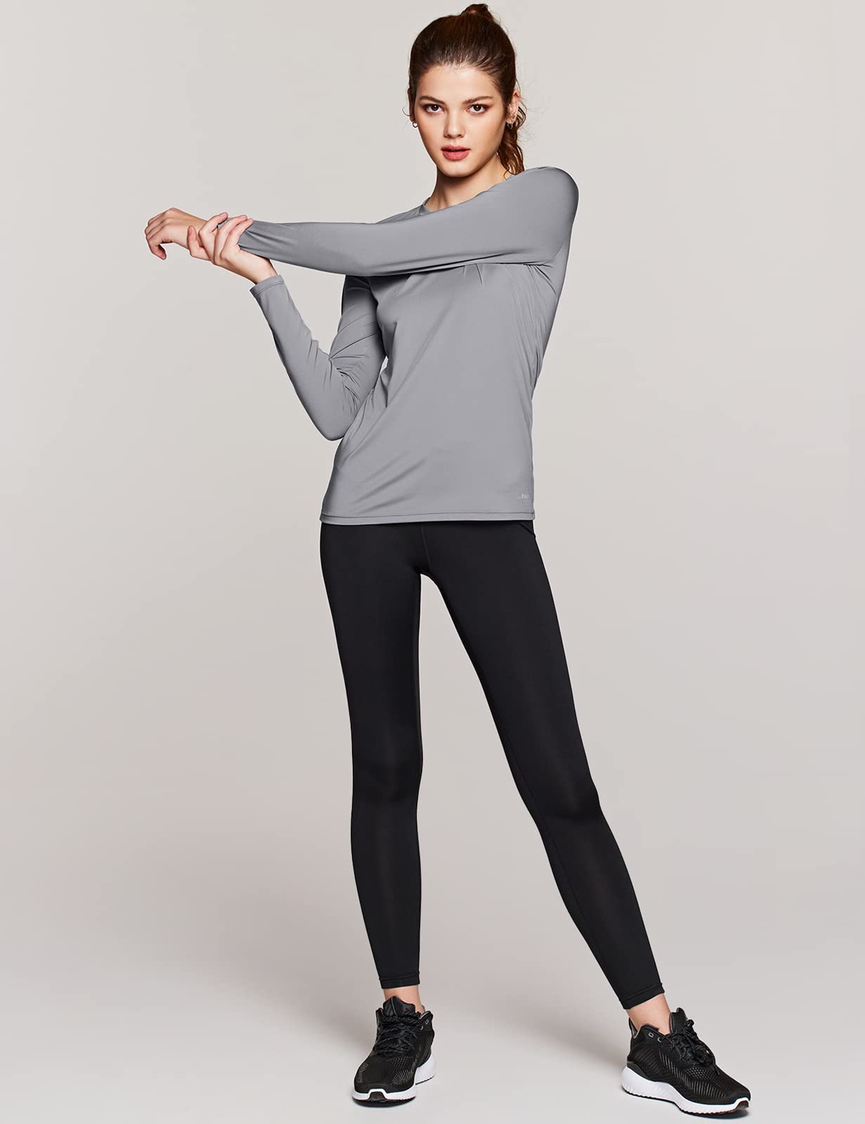 ATHLIO Women's UPF 50+ Long Sleeve Workout Shirts, UV Sun Protection Running Shirt, Dry Fit Athletic Tops, V Neck 2pack Navy/Charcoal, Large