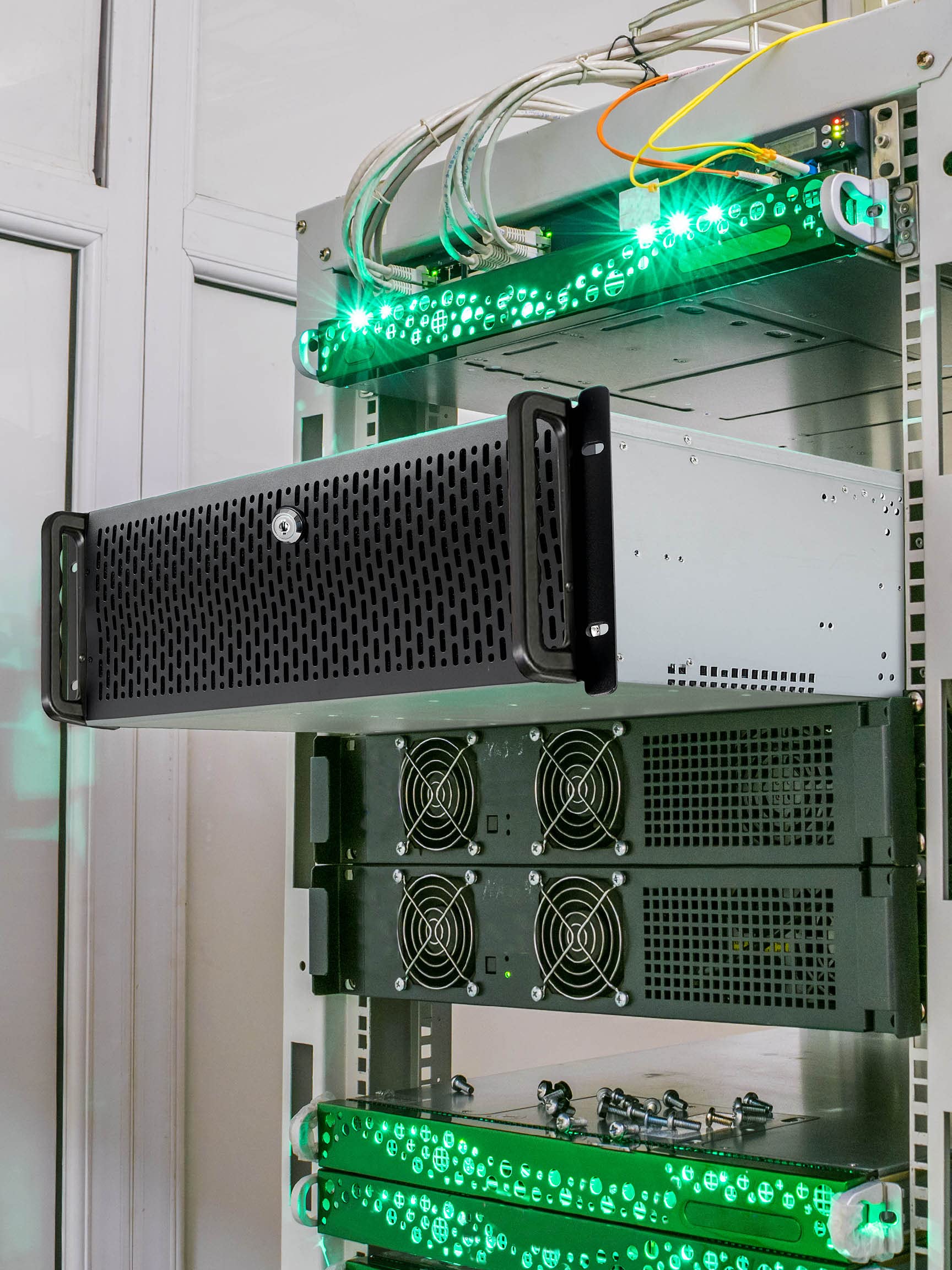 Rosewill 4U Server Chassis Rackmount Case | 15 3.5" HDD Bays | E-ATX Compatible | 6 Front 120mm Fans, 2 Rear 80mm Fans | 2X USB 3.0 | Front Panel Lock and Key | Silver/Black - RSV-L4500U