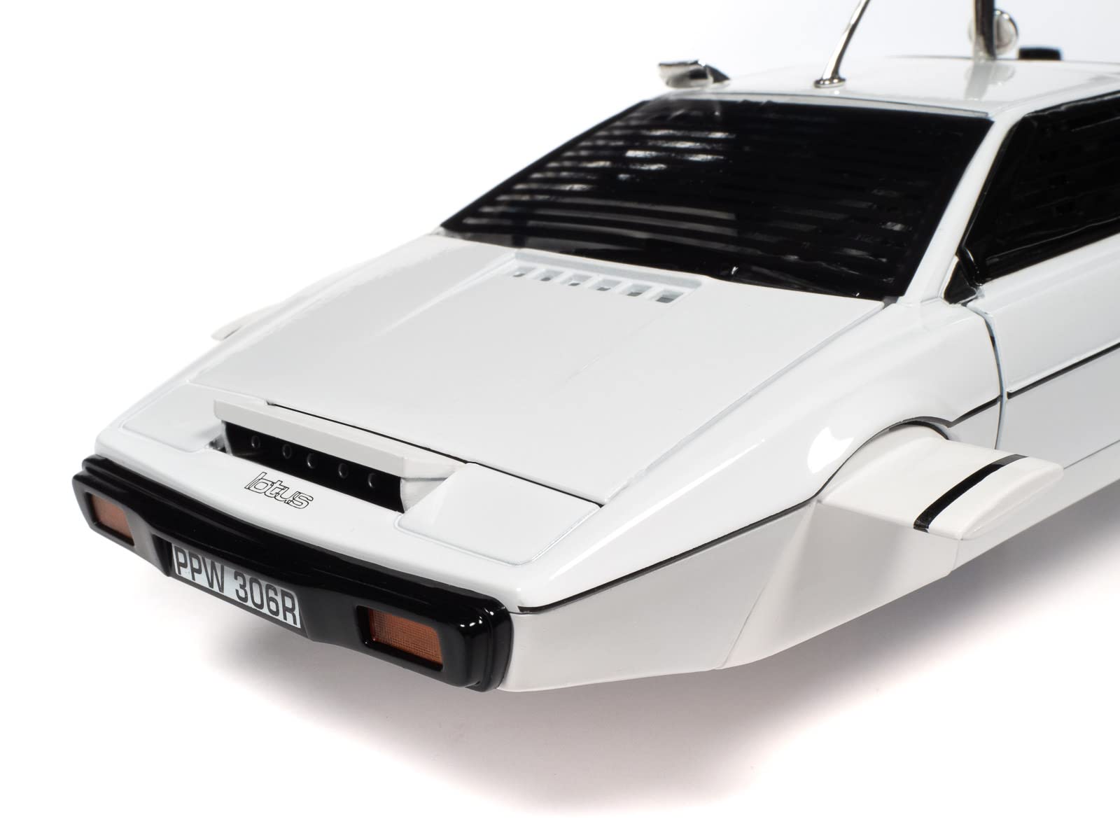 Auto World 1971 Lotus Espirit Series 1 (The Spy Who Loved Me) 1:18 Scale Diecast Model