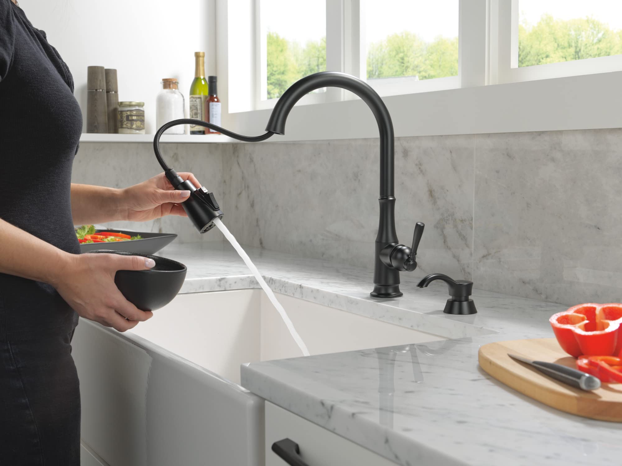 Delta Faucet Capertee Black Kitchen Faucet with Soap Dispenser, Kitchen Faucets with Pull Down Sprayer, Kitchen Sink Faucet with Magnetic Docking Spray Head, Matte Black 19877Z-BLSD-DST