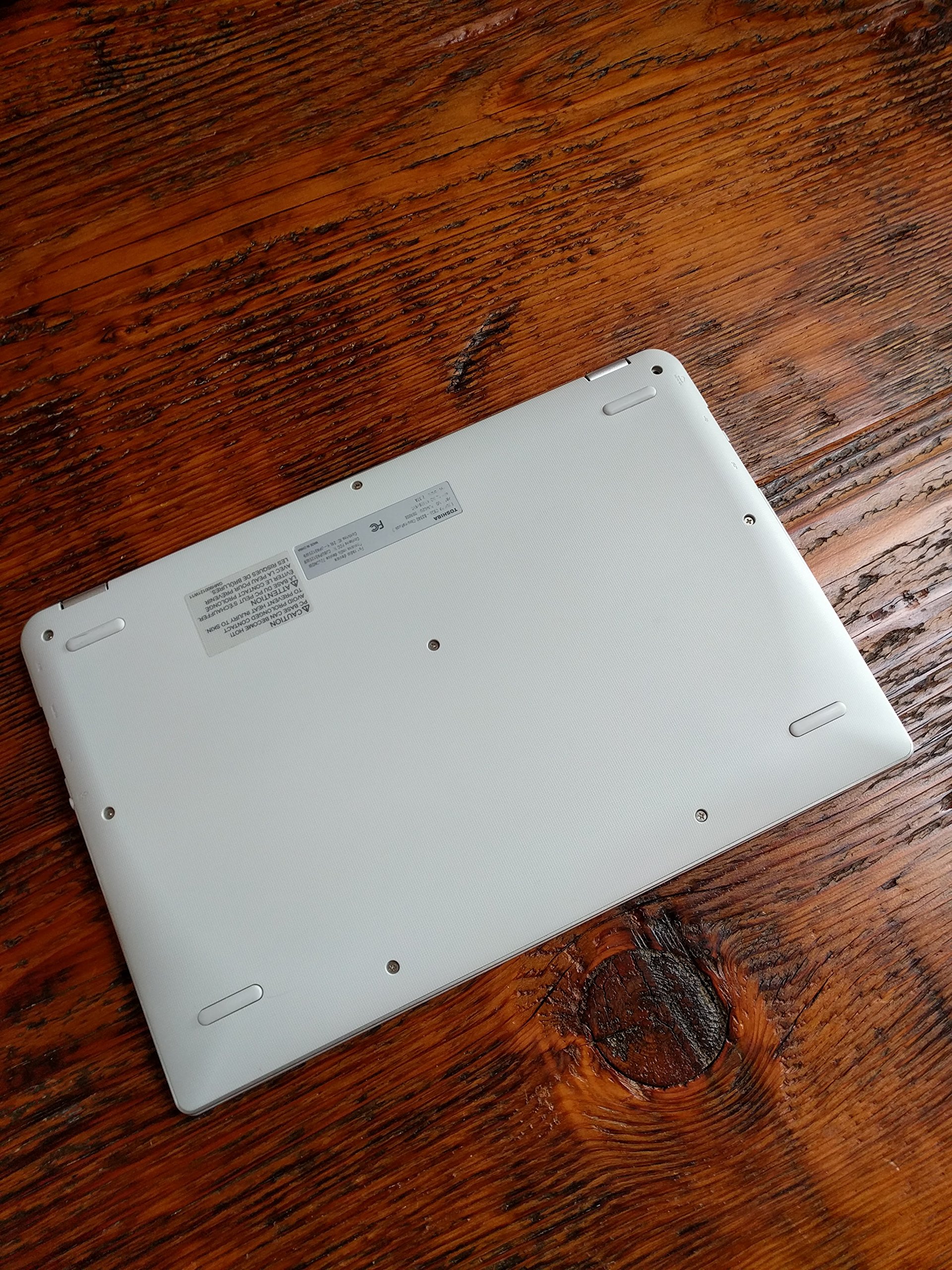 Toshiba CB35-B3340 13.3 Inch Chromebook (Intel Celeron, 4GB, 16GB SSD, Silver) Full HD-Screen