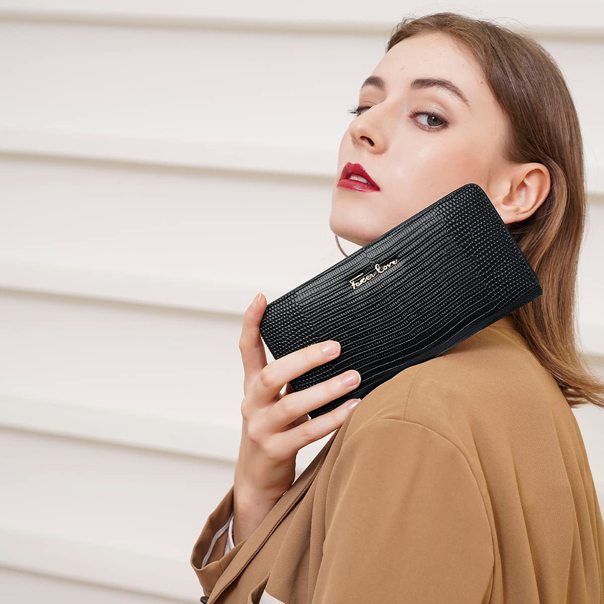 Leather Wallets for Women, Split Cowhide Crocodile Skin Pattern Gift Box Packaging Ladies Fashion Clutch Purses with Wristlet Womens Zipper Long Wallets Women's Credit Card Holders (Black)