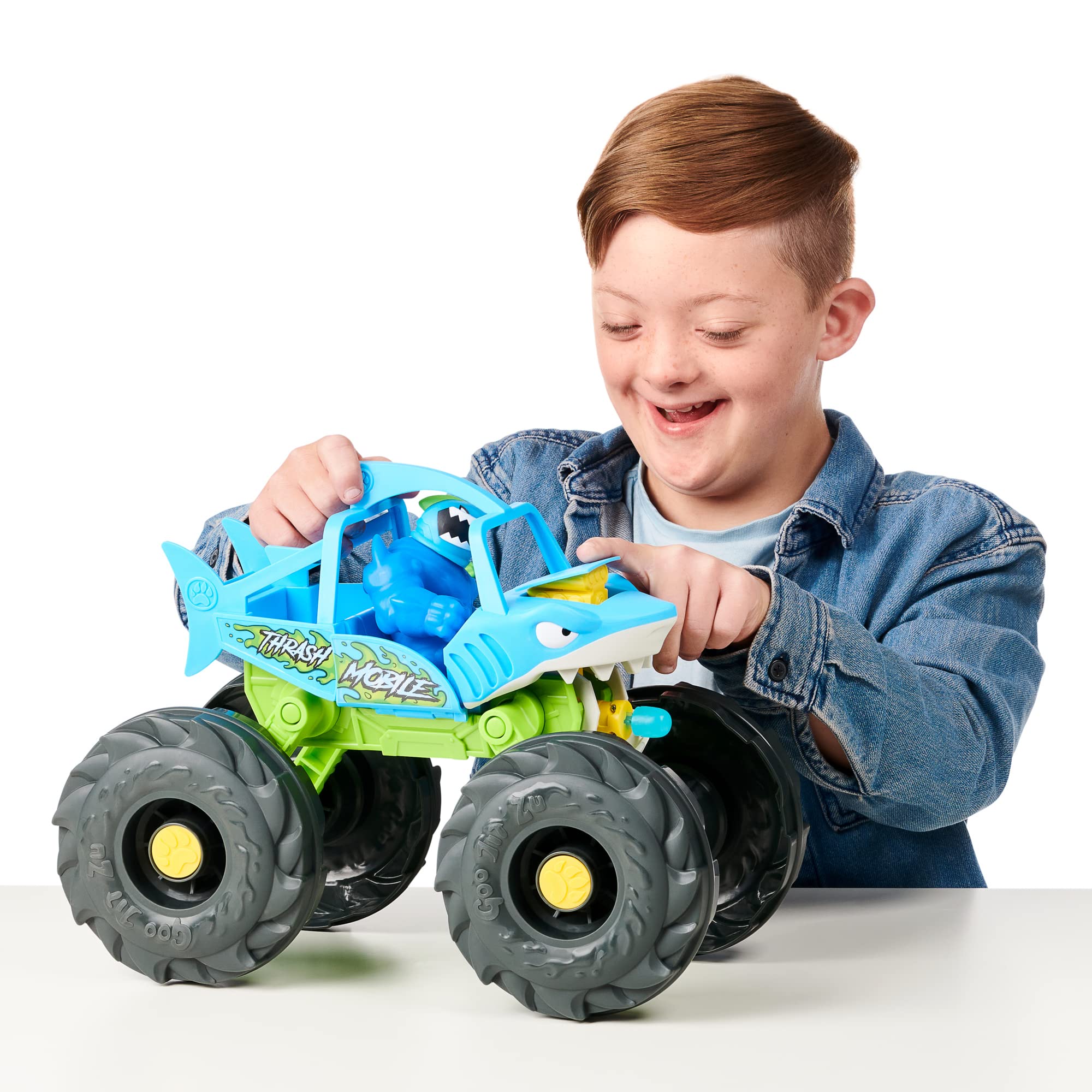 Heroes of Goo Jit Zu "Stretch and Strike Thrash Mobile! Vehicle with Missile Launcher and Stretchy, Goo Filled Exclusive Race Suit Thrash.