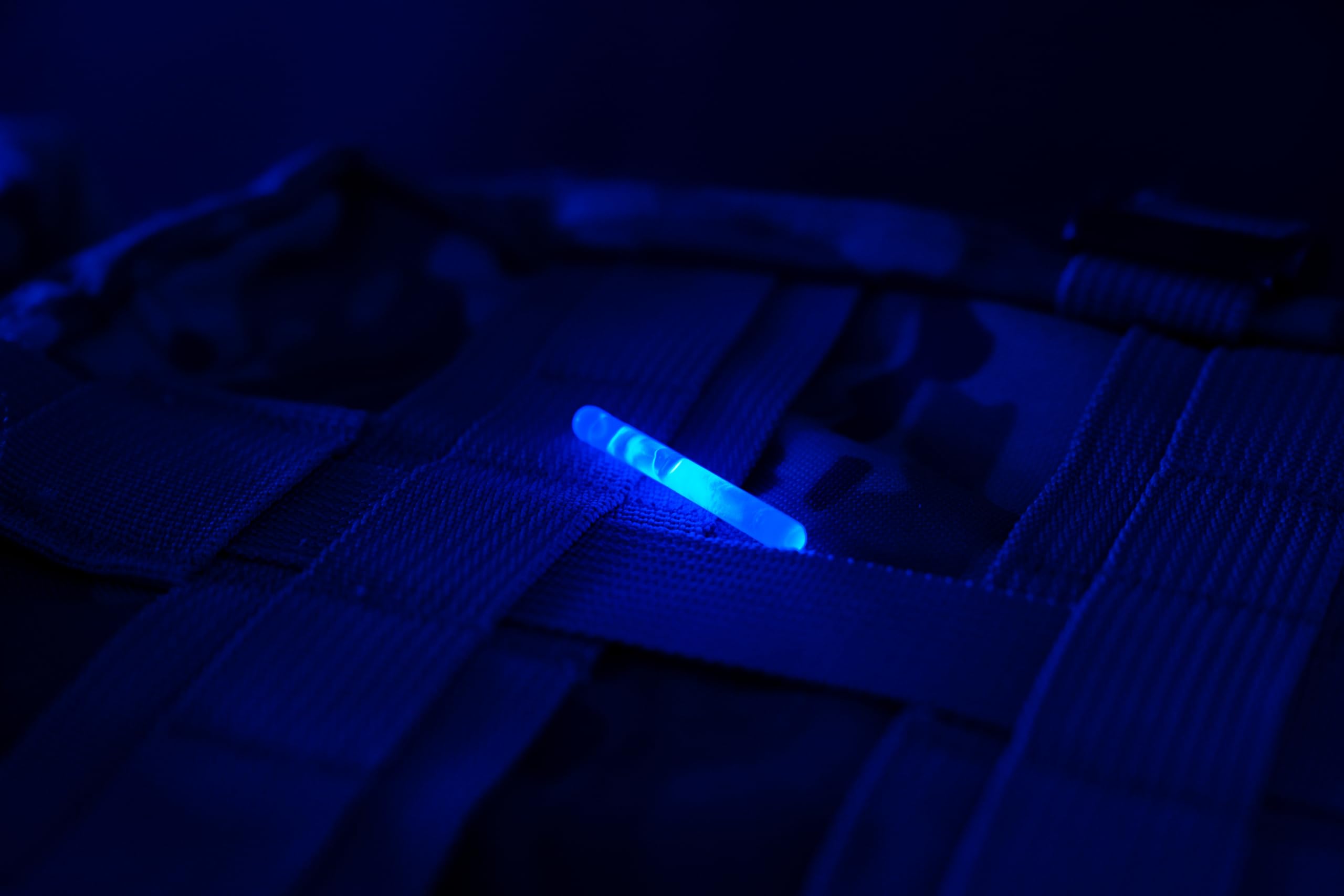 Cyalume Mini ChemLight Military Grade Chemical Light Sticks – 4 Hour Duration Light Sticks Provide Intense Light, Ideal as Emergency or Safety Lights, for Tactical Applications, Trail Marking, Map Reading and Much More, Standard Issue for U.S. Military Pe