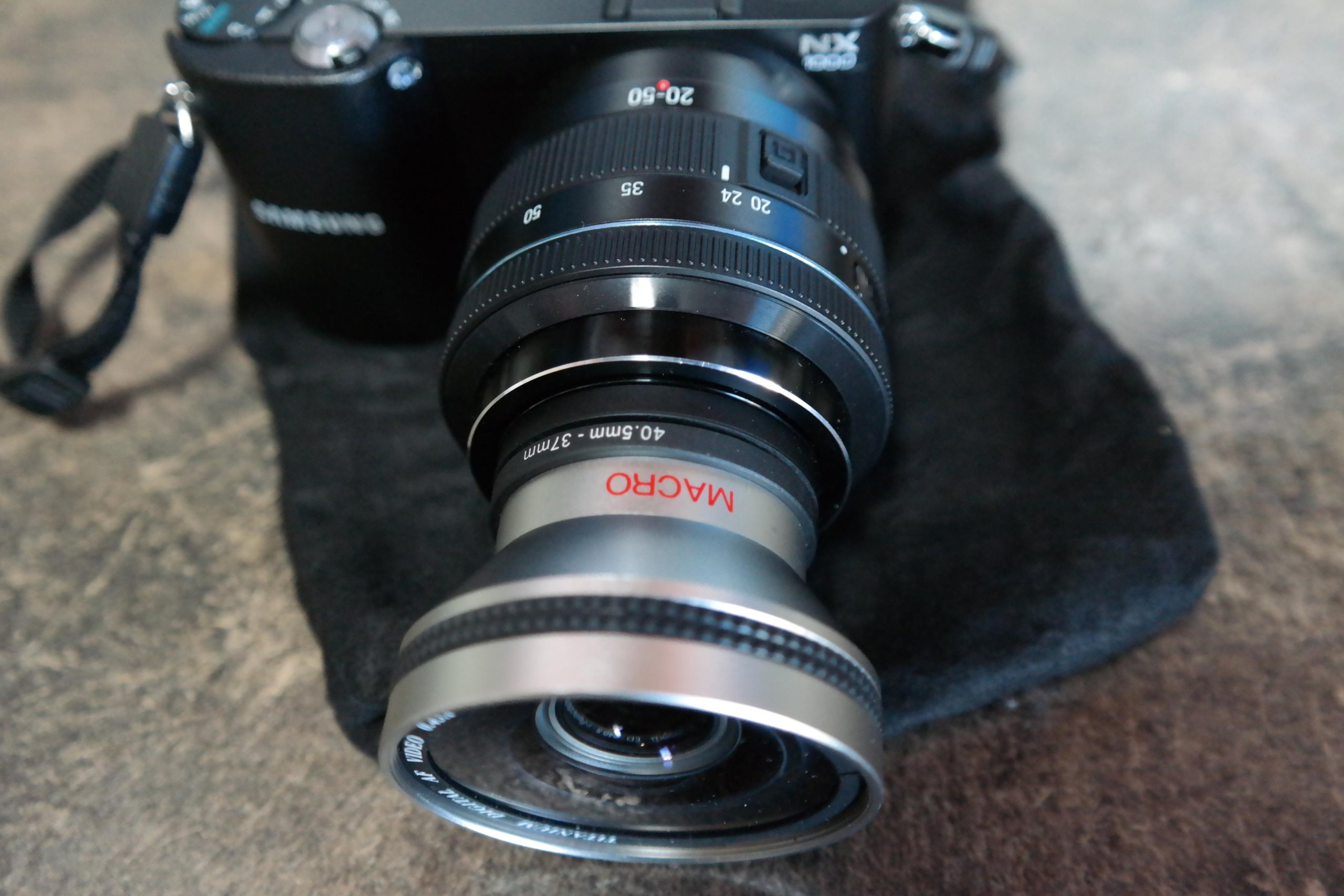 Samsung NX1000 Mirrorless Digital Camera with 20-50mm Lens, 20.3MP (Black)