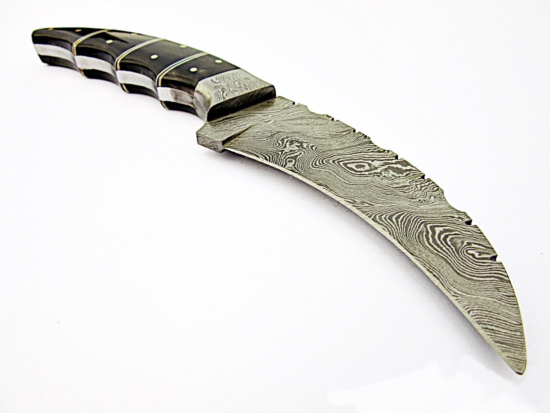 AishaTech Acey Hunting Knife Damascus Steel Blade Finger Grip Horn Handle